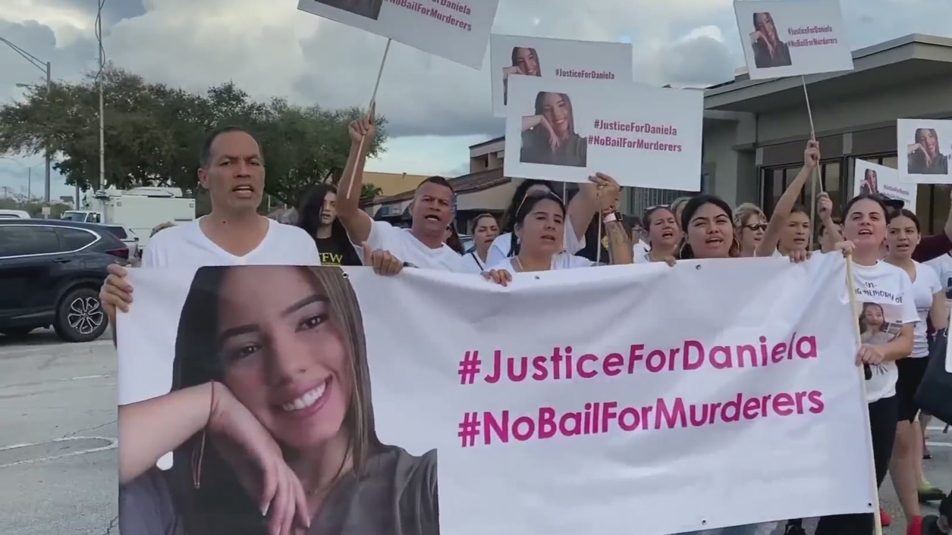 Organizan protesta para evitar que la sospechosa del asesinato de ...