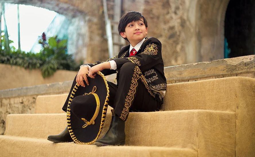 Kenneth Lavíll promueve su sencillo 'Un Primer Amor' | Shows Qué News ...