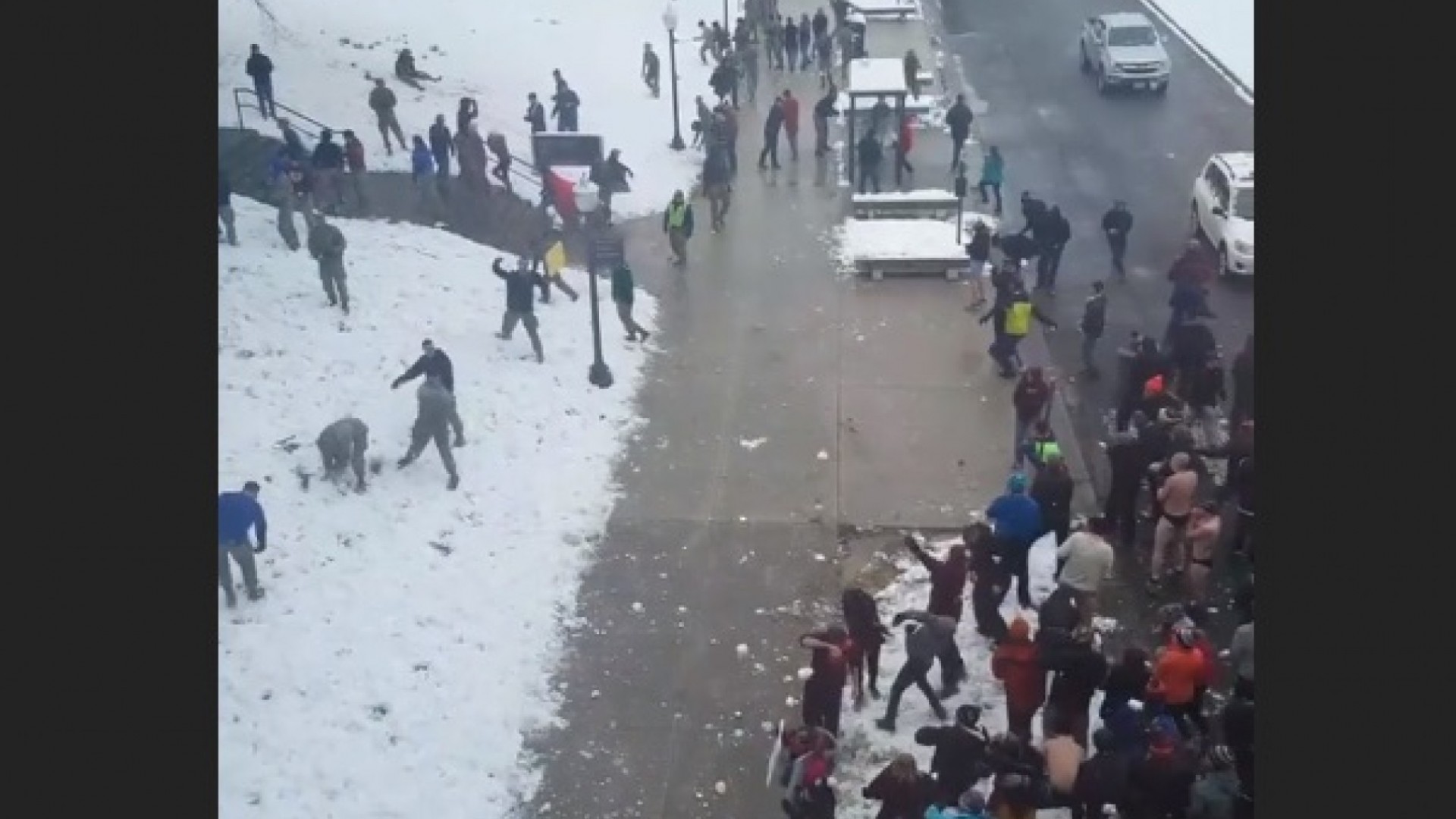 Así empezó la tradicional guerra de bolas de nieve en el campus de ...