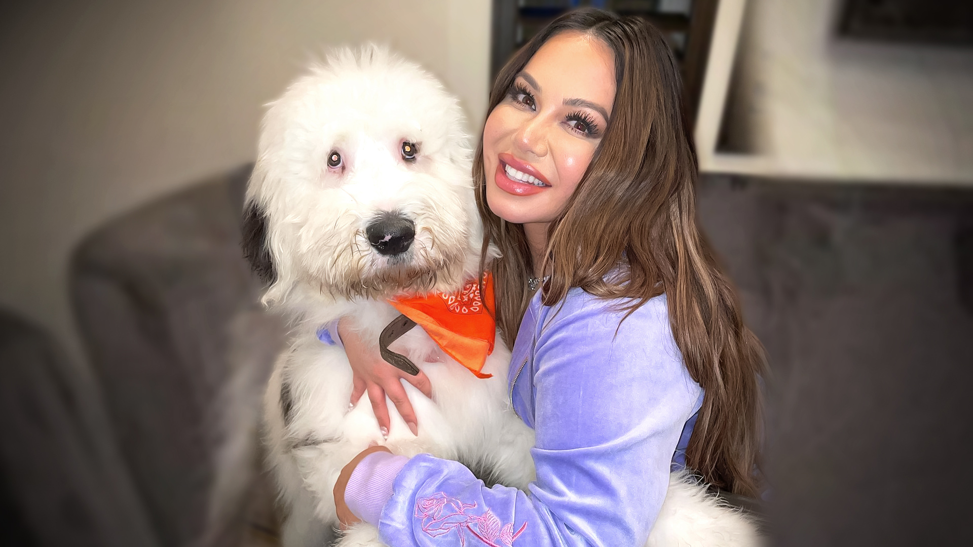 El estrafalario regalo que Chiquis le dio a su perro por su primer ...