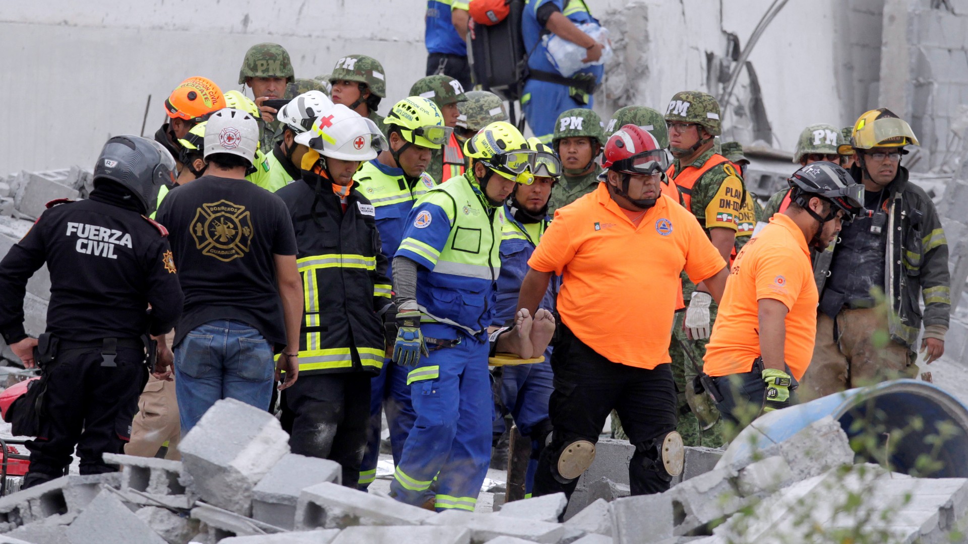 El derrumbe de la construcción sin licencia de un mall en México deja al menos siete muertos ...