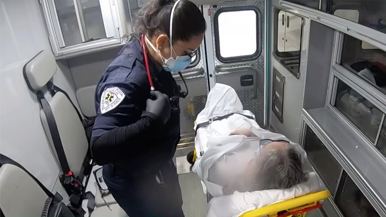Frontline paramedics risk their lives in coronavirus fight | Univision ...