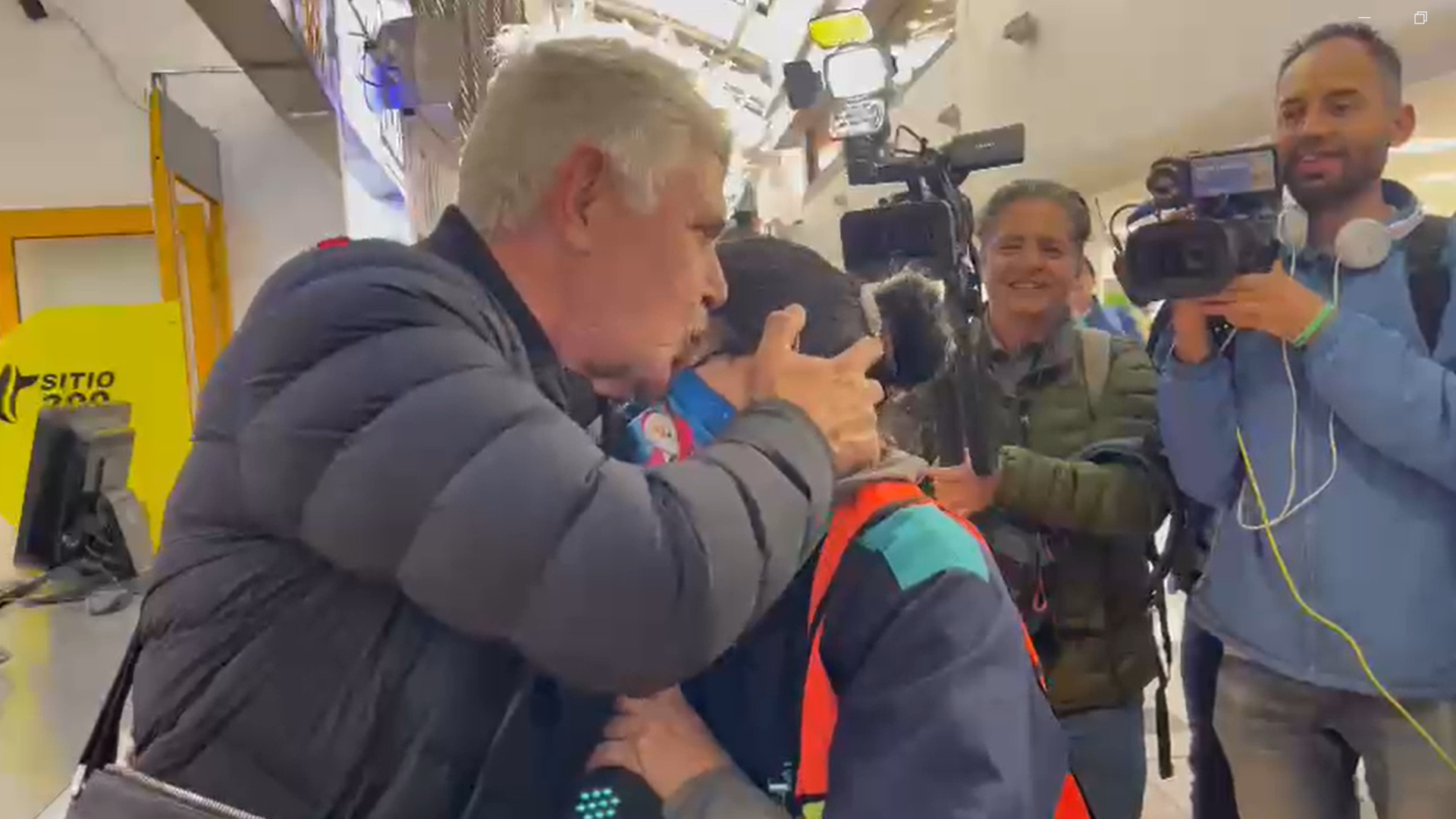 Tuca reparte besos y se va en taxi para firmar con Cruz Azul | TUDN ...