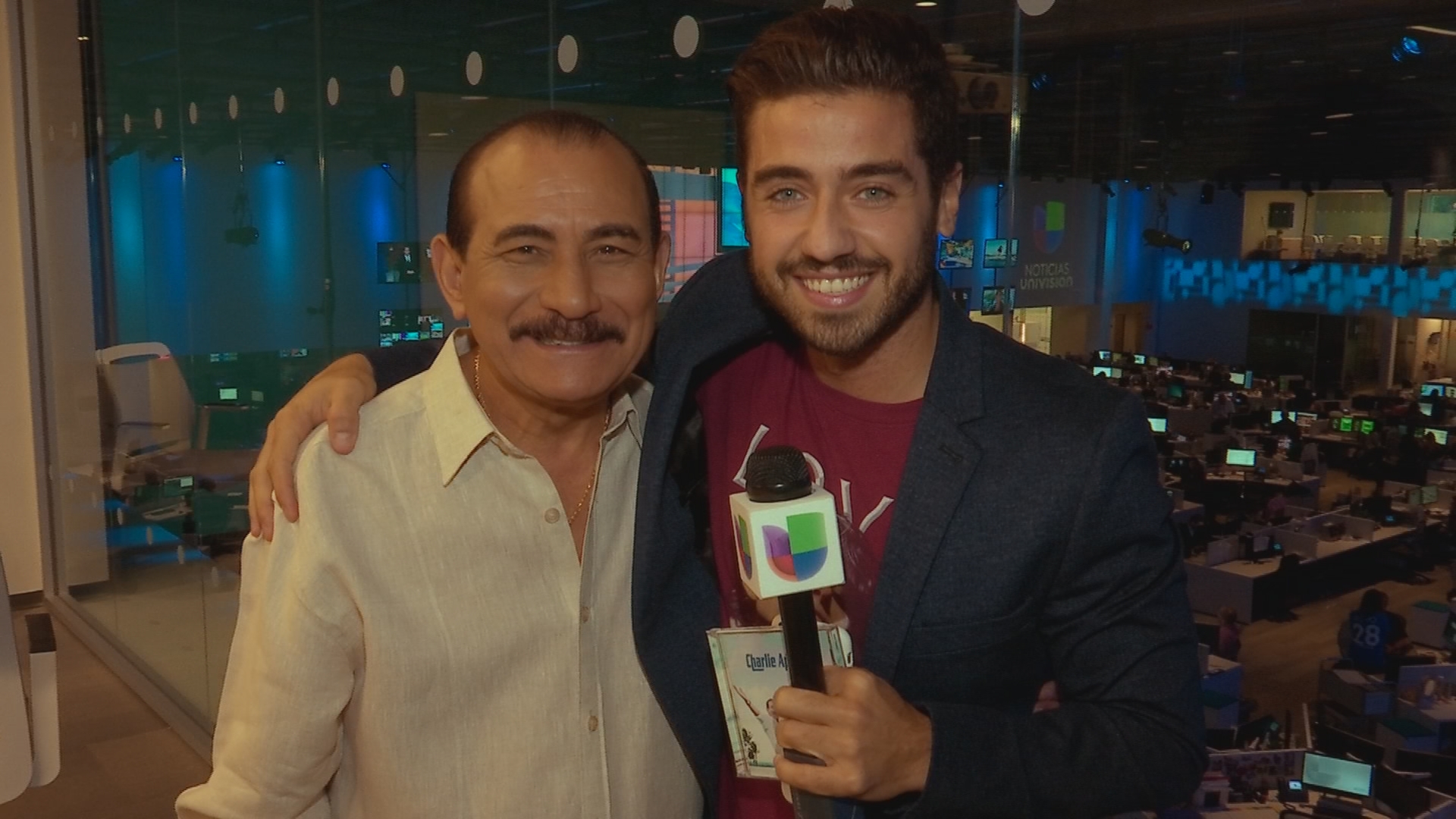 Charlie Aponte enseña a bailar salsa a Borja Voces | Noticias Univision ...