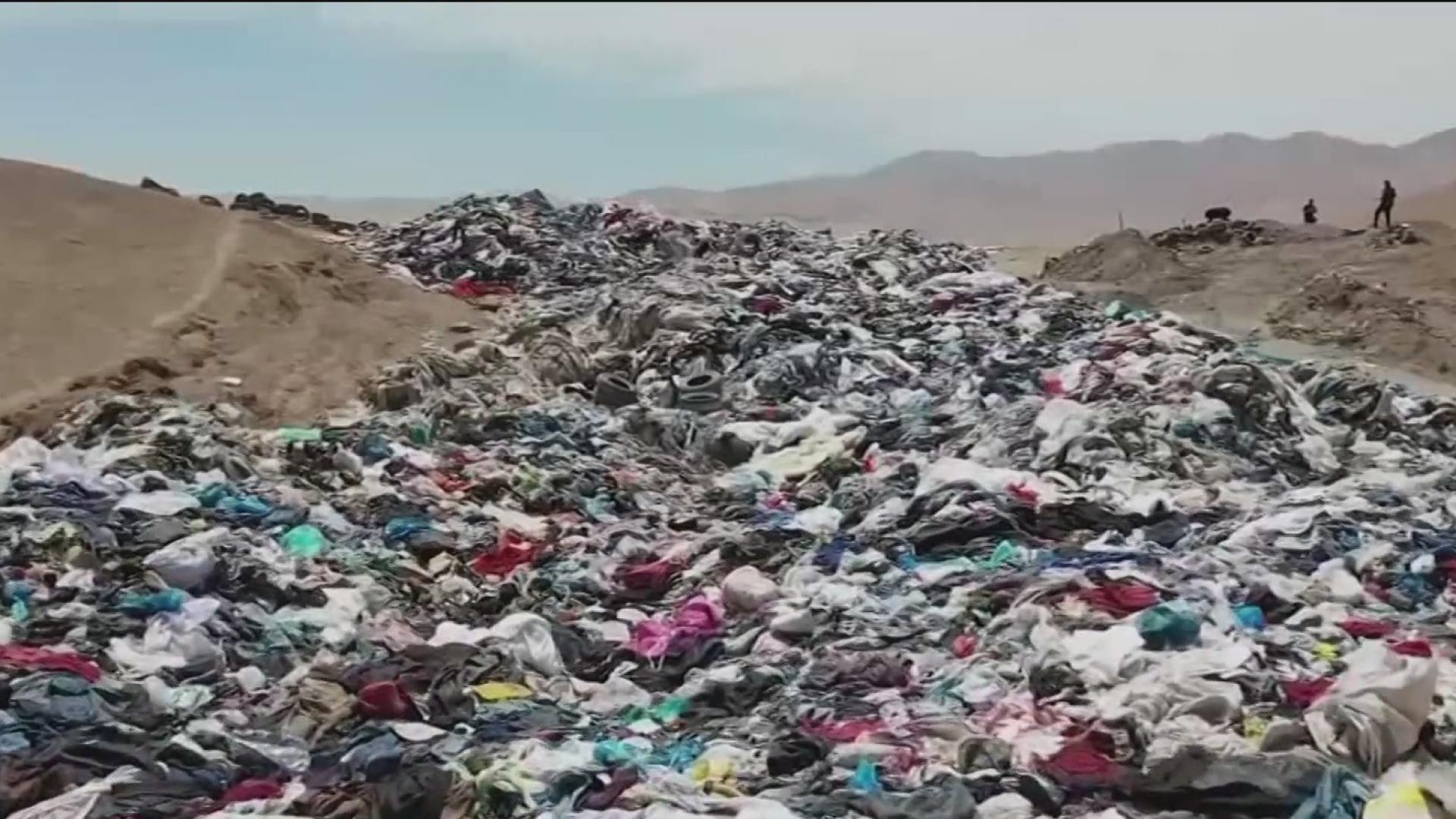 Basurero de ropa es ahora un lugar de abastecimiento para migrantes que ...