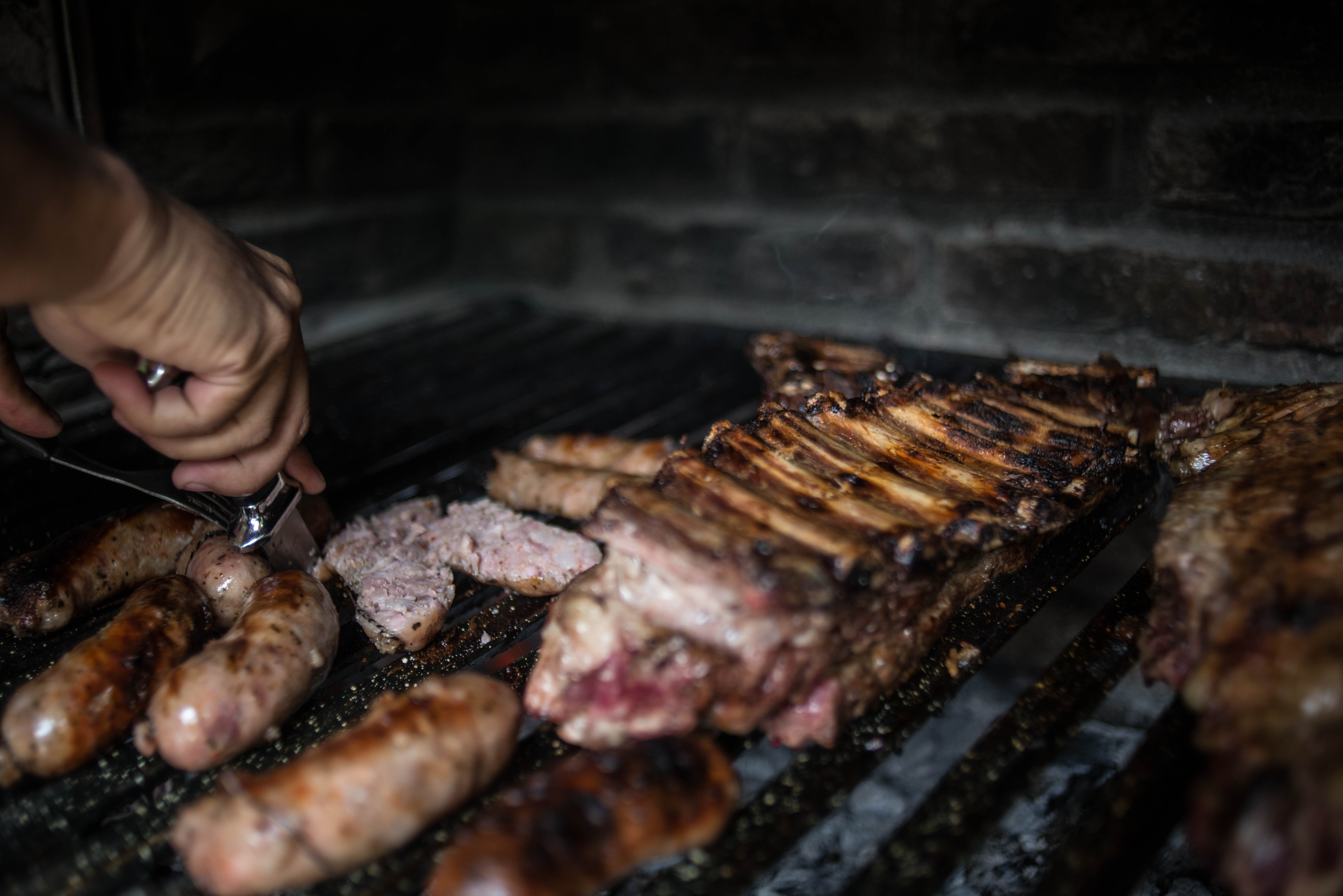 El paso a paso de un gran asado argentino | Delicioso | Univision