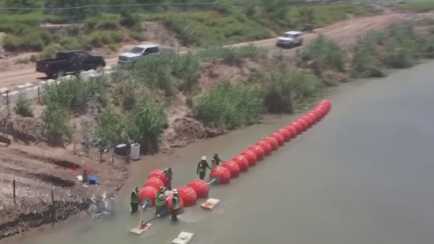 Un muro flotante en el río Bravo, el nuevo obstáculo para migrantes en ...