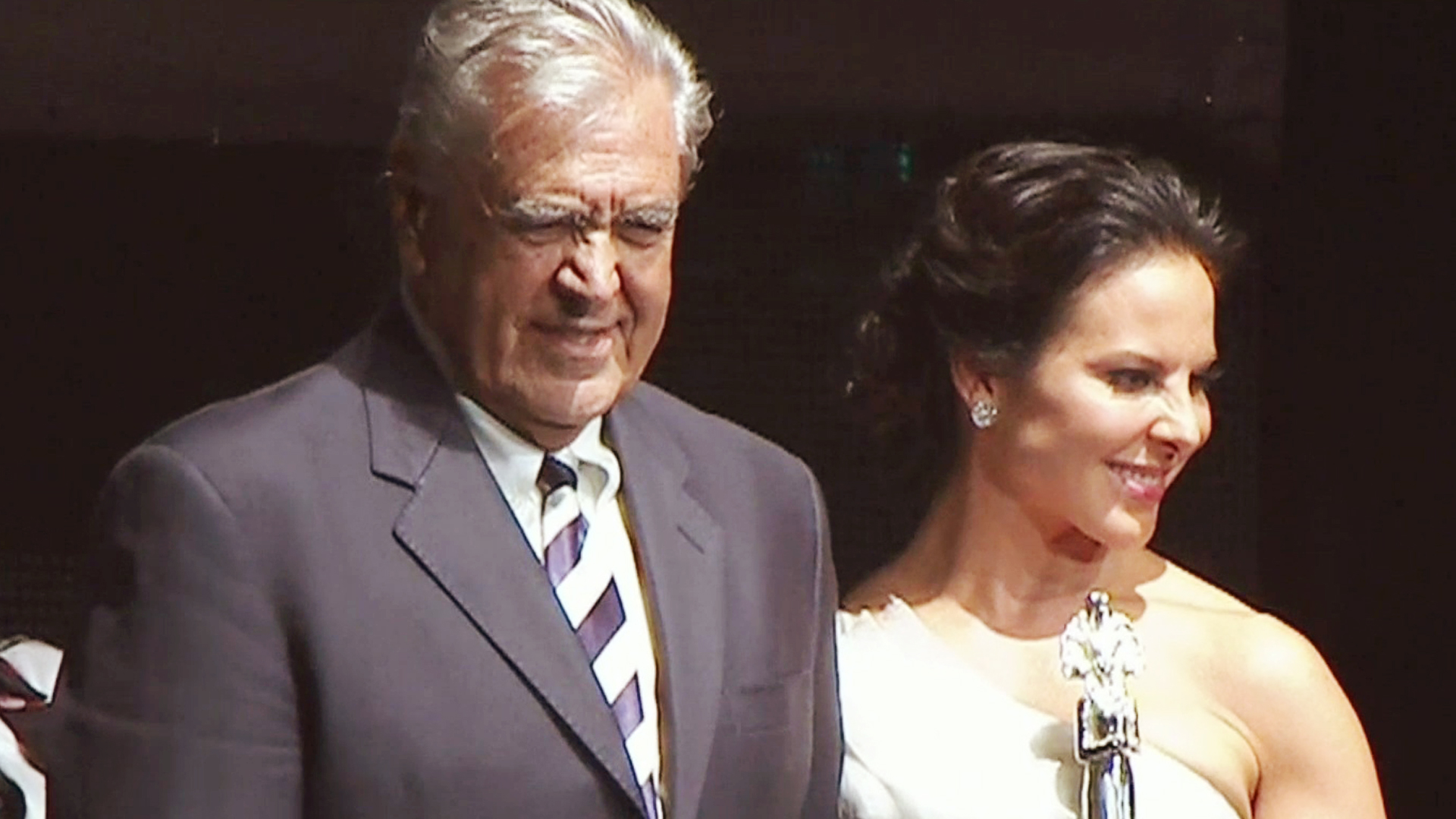 Padre de actriz Kate del Castillo dice que su hija está limpia de ...