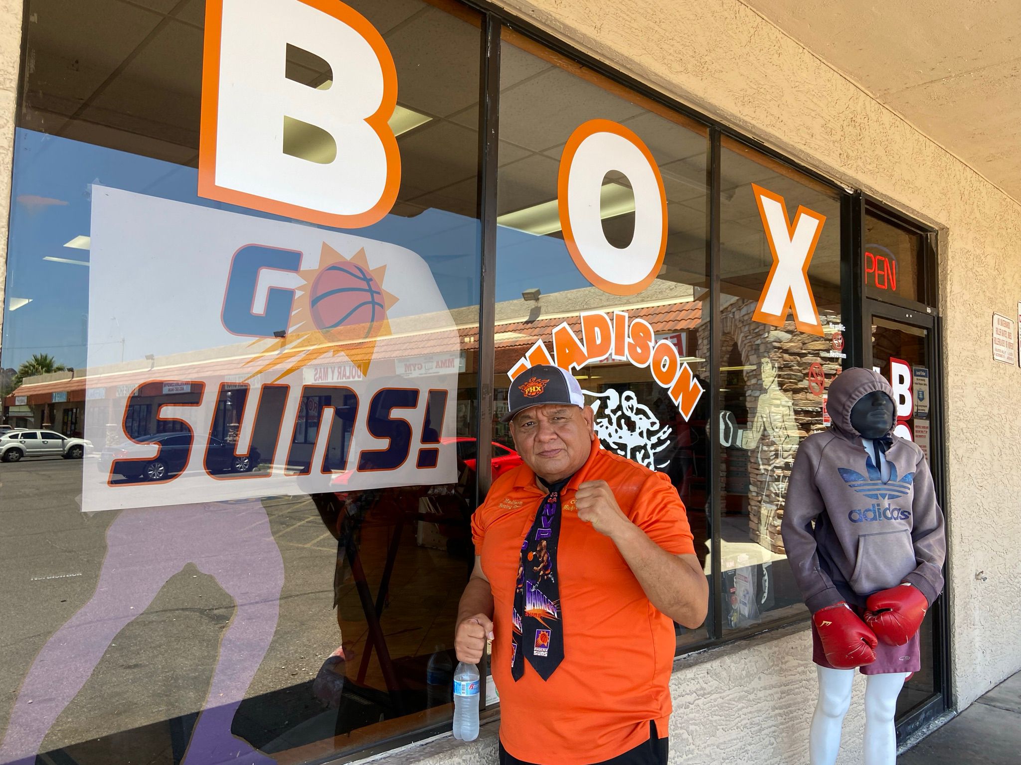 Ricky Ricardo viste su gimnasio de los colores de los Phoenix Suns con ...
