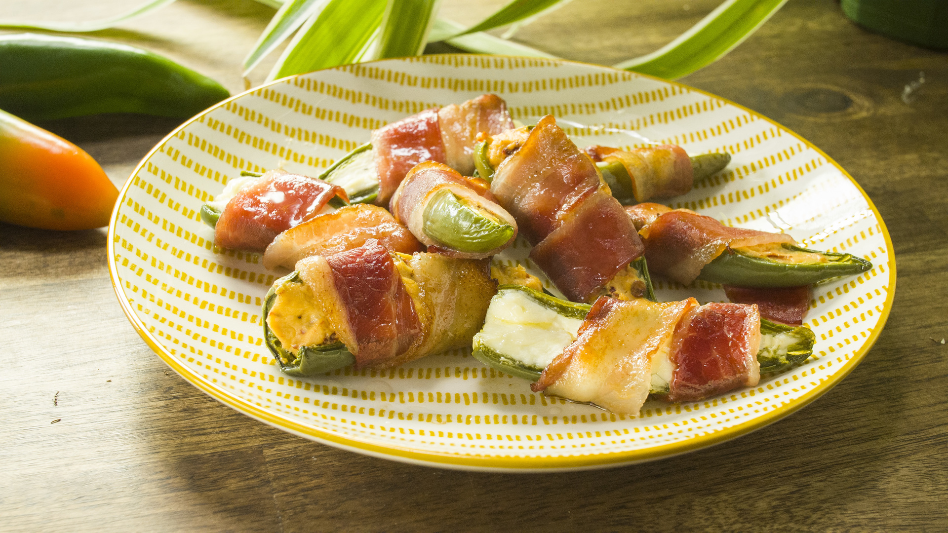 Chiles jalapeño con queso crema envueltos en tocino | Delicioso | Univision