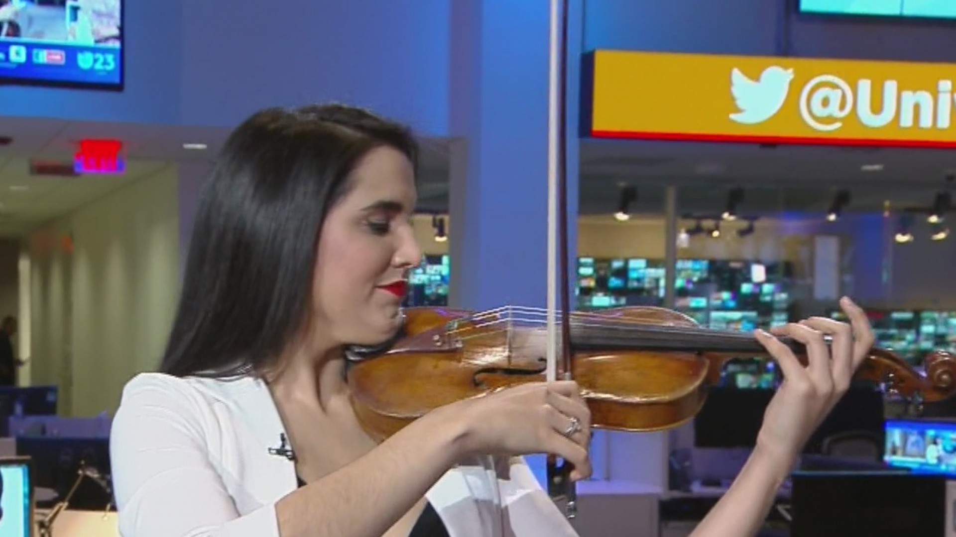 Aisha Syed, la violinista que conquista al mundo con su sublime música ...