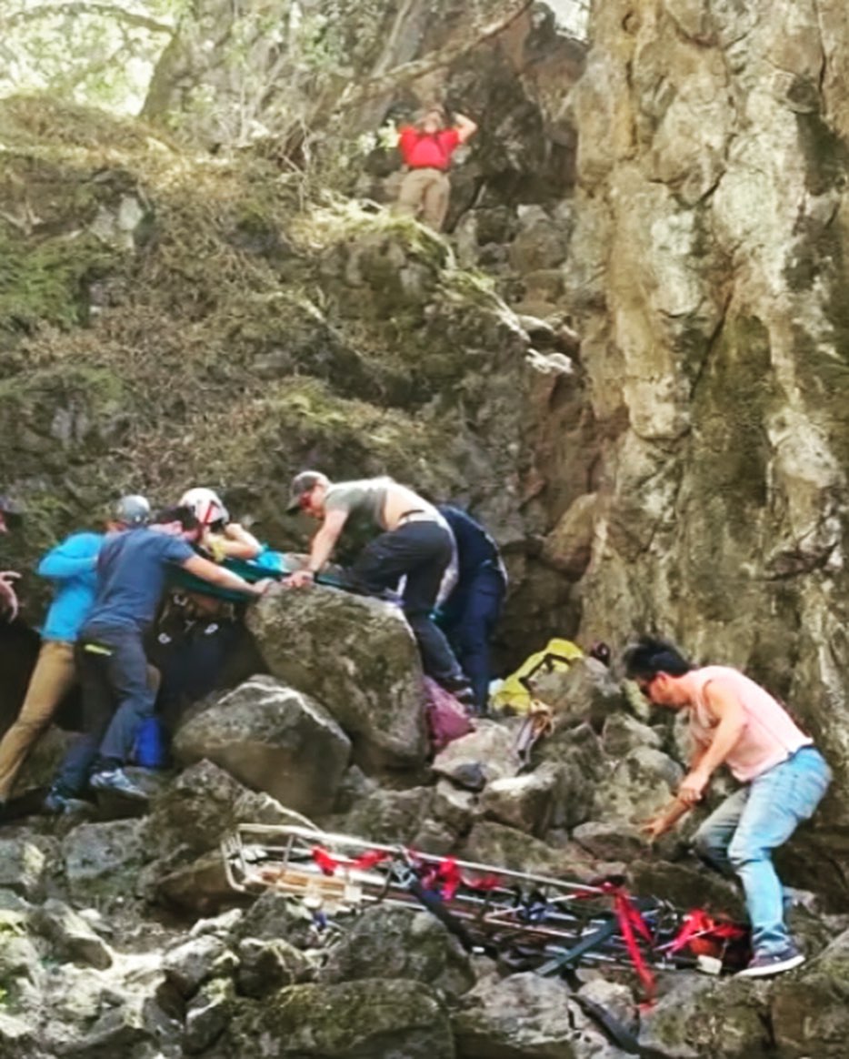 Tres excursionistas rescatados después de ser heridos por la caída de ...