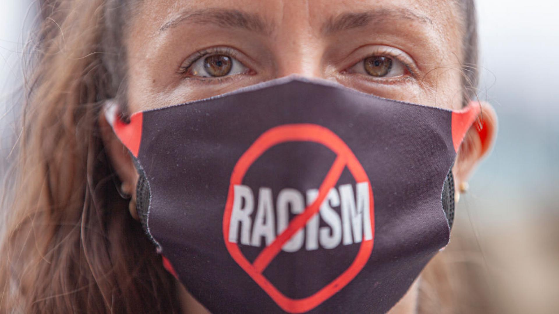 Un experto explica cómo se debe combatir el racismo | Video | Univision ...