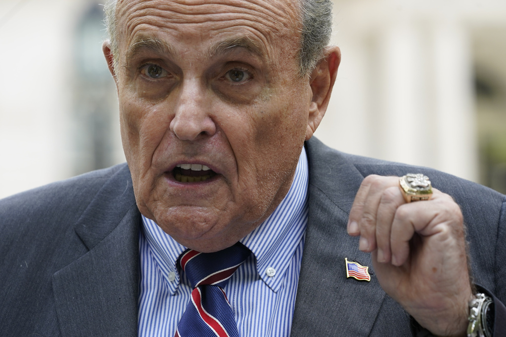 Exempleada de Rudy Giuliani lo demanda por acoso sexual, impago de salario y otras presuntas ...