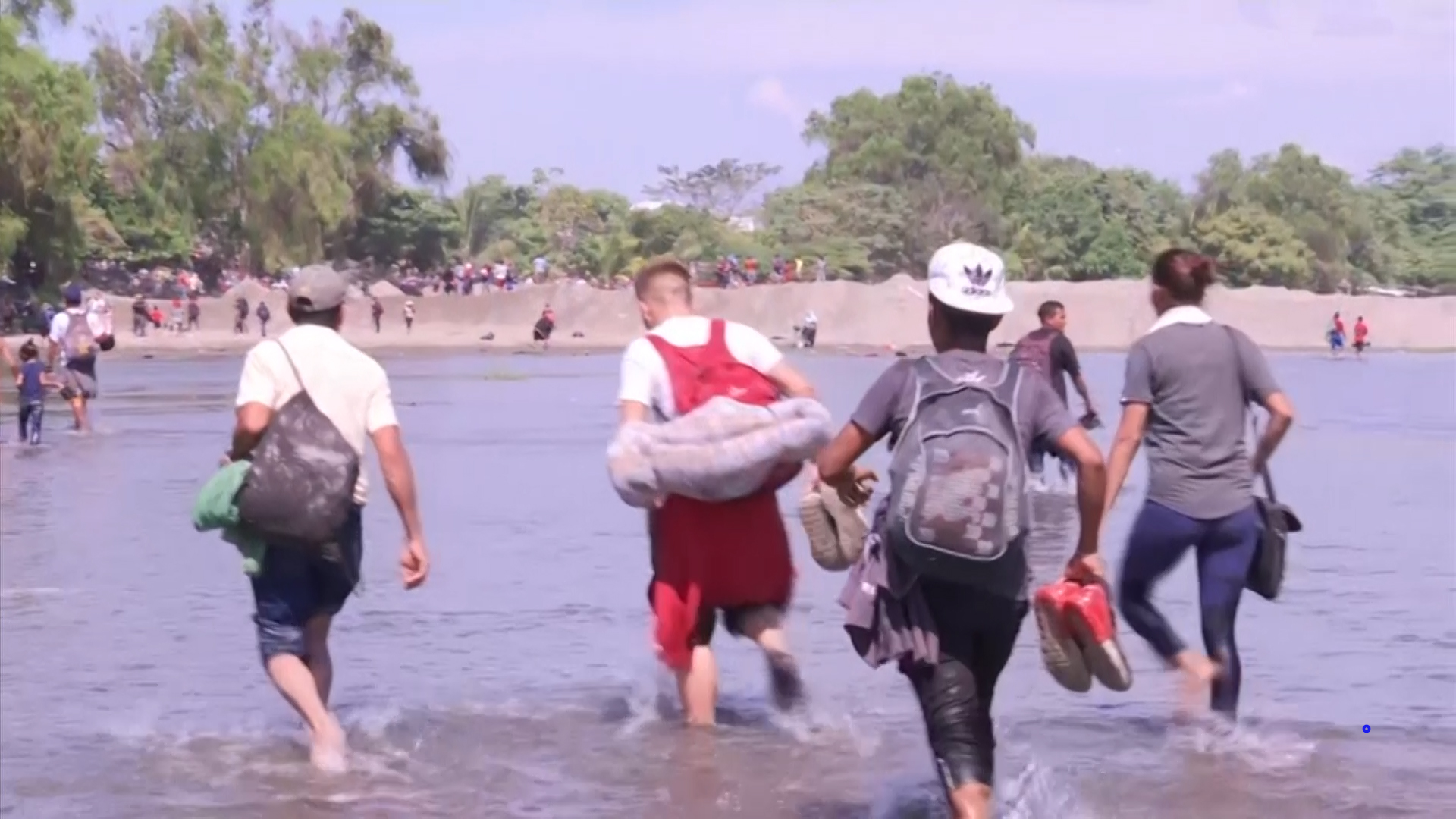 En video: Enfrentamientos entre policía mexicana y migrantes que ...
