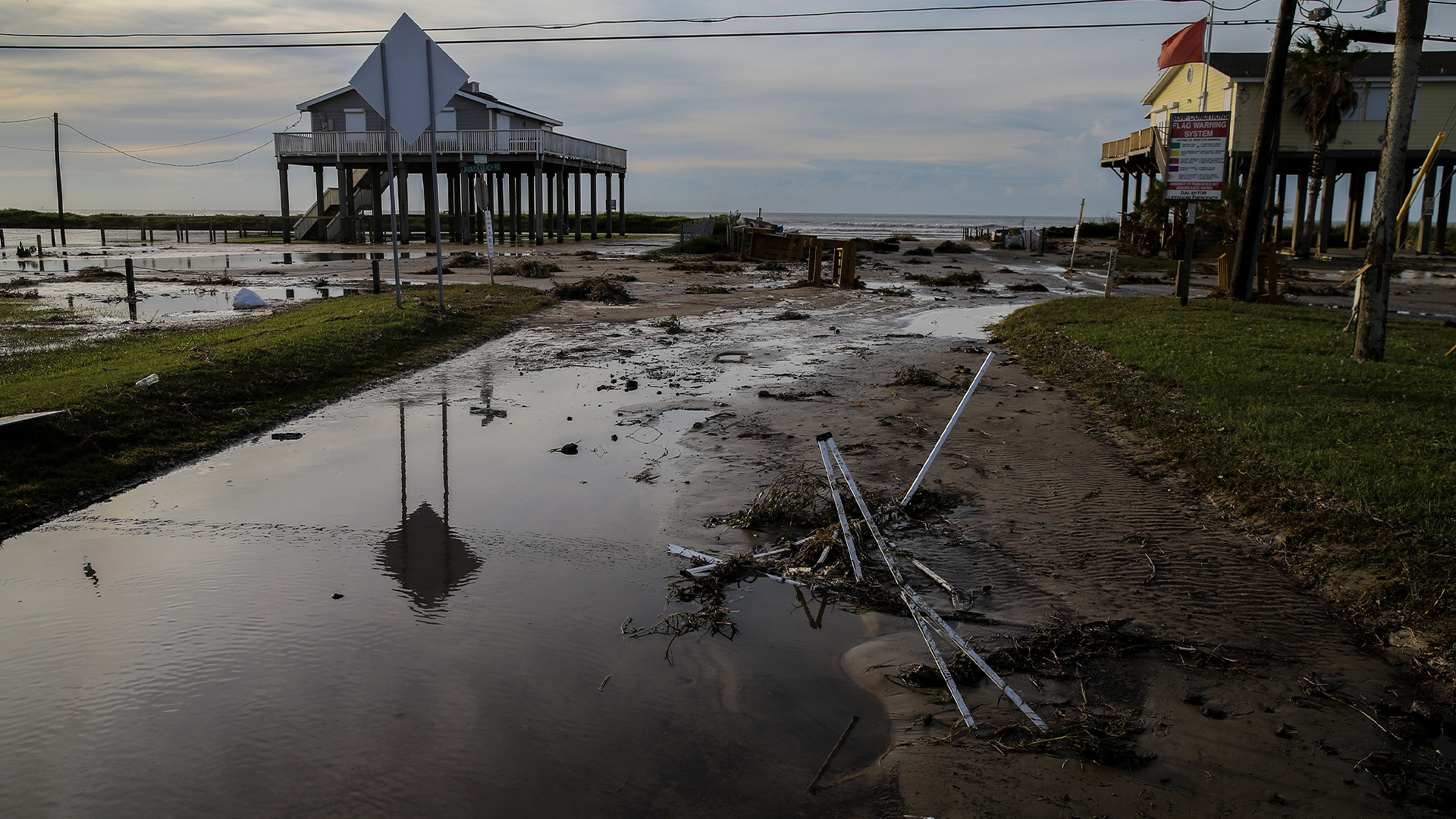 LIVE BLOG: El huracán Laura toca tierra en Cameron, al suroeste de ...