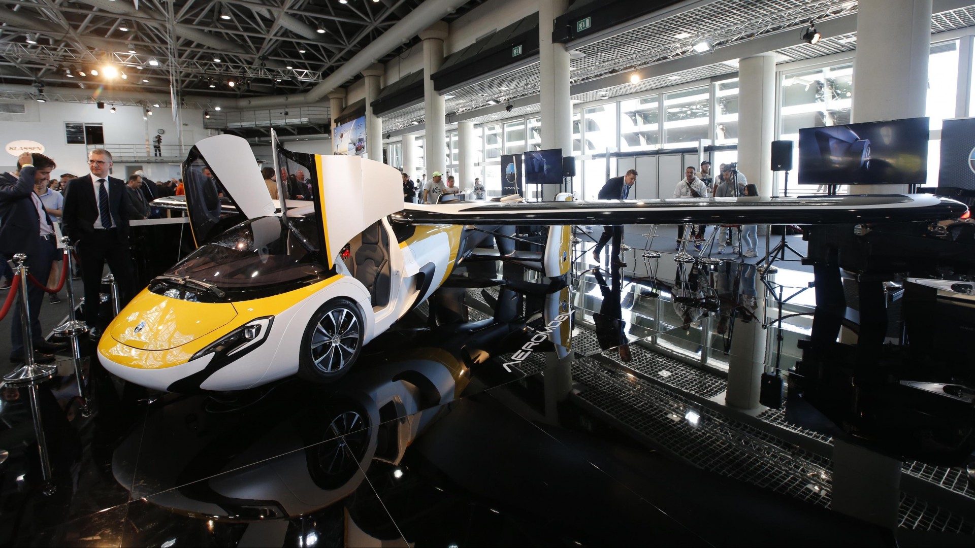 El auto volador comercial fue revelado por la empresa AeroMobil en el evento Top Marques Mónaco ...