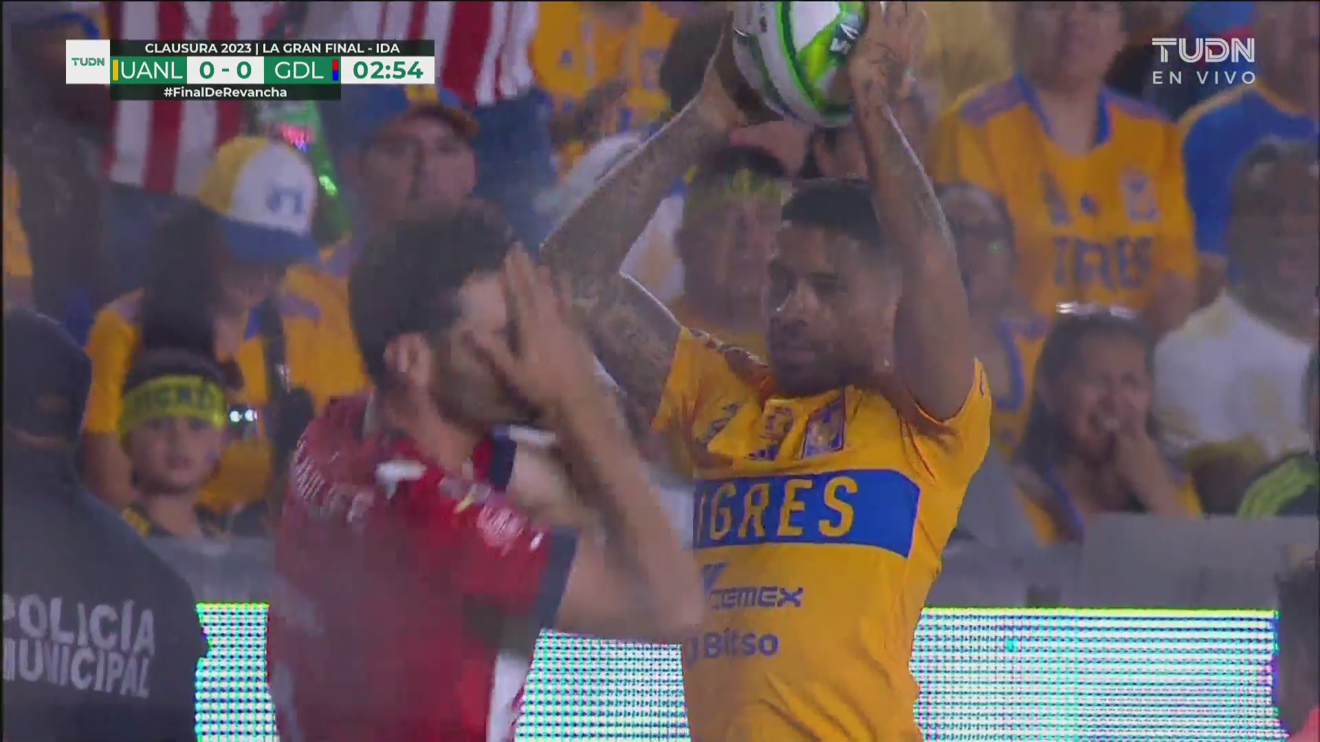 ¡Iniciaron intensos! Briseño y Aquino amonestados al minuto 2 | TUDN ...