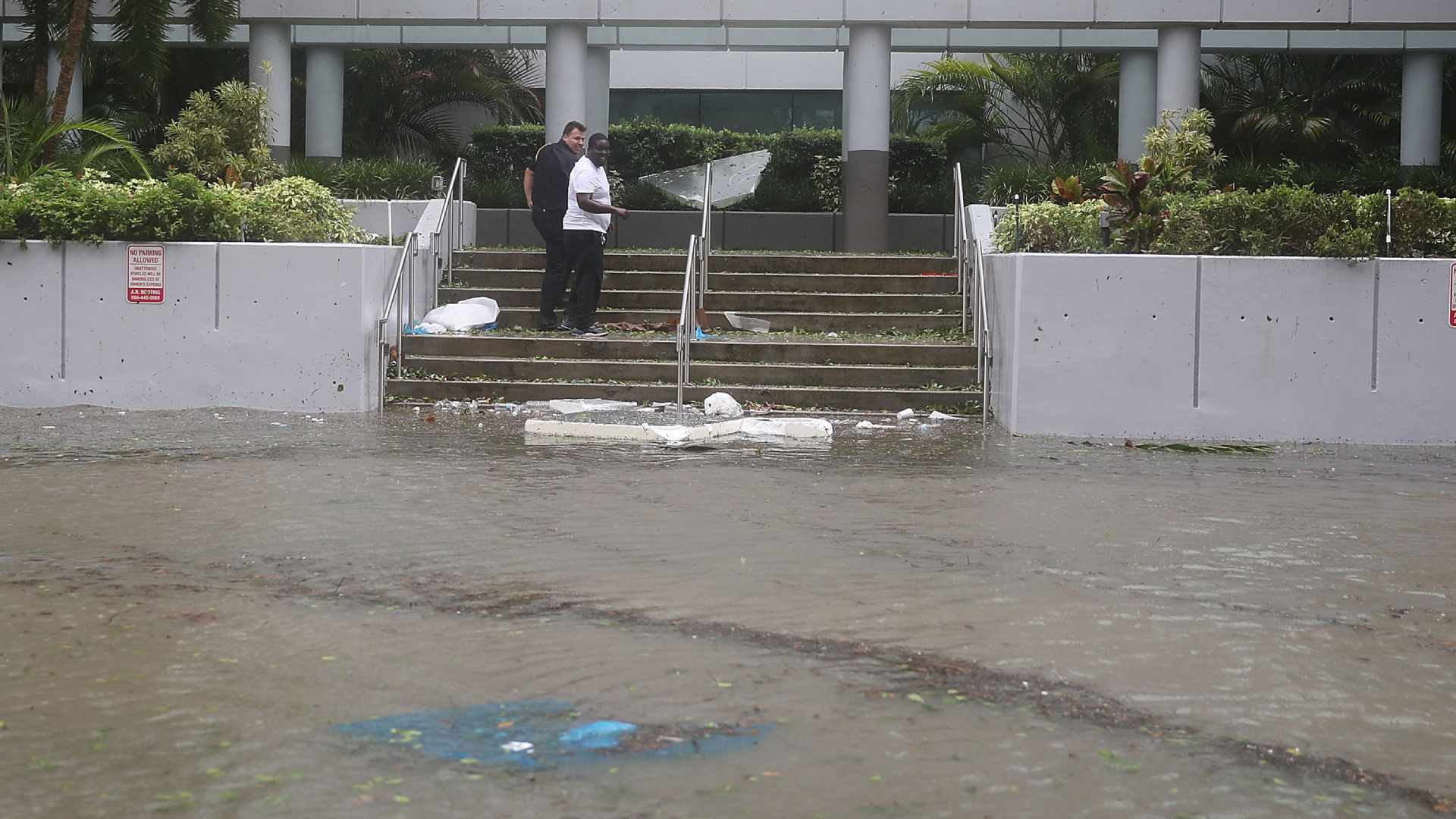 Las fuertes lluvias inundan una buena parte del Downtown de Miami ...
