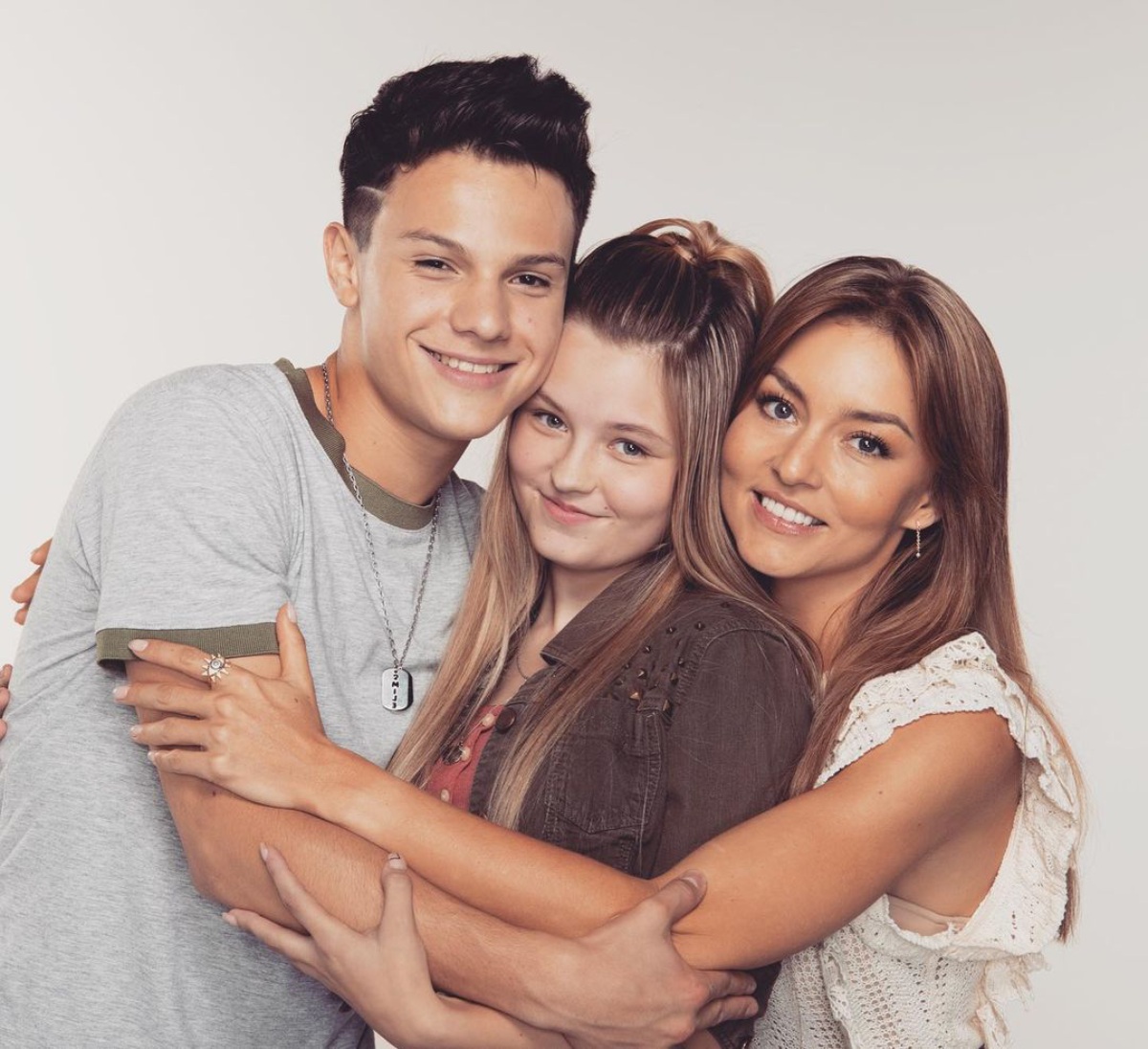 Angelique Boyer dice esto de Isabella Tena; la adolescente impacta con ...