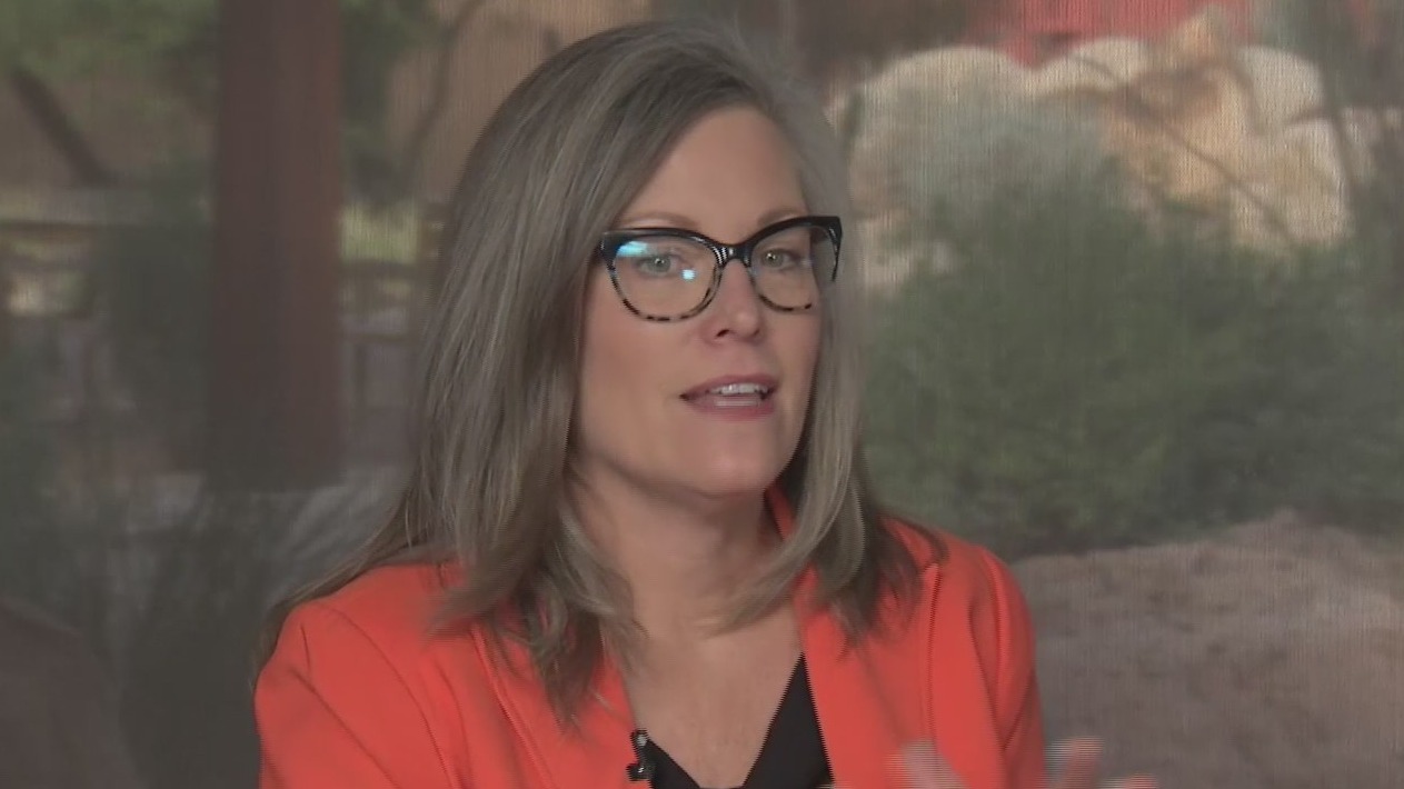 La gobernadora electa de Arizona, Katie Hobbs, visitó Univision y habló ...