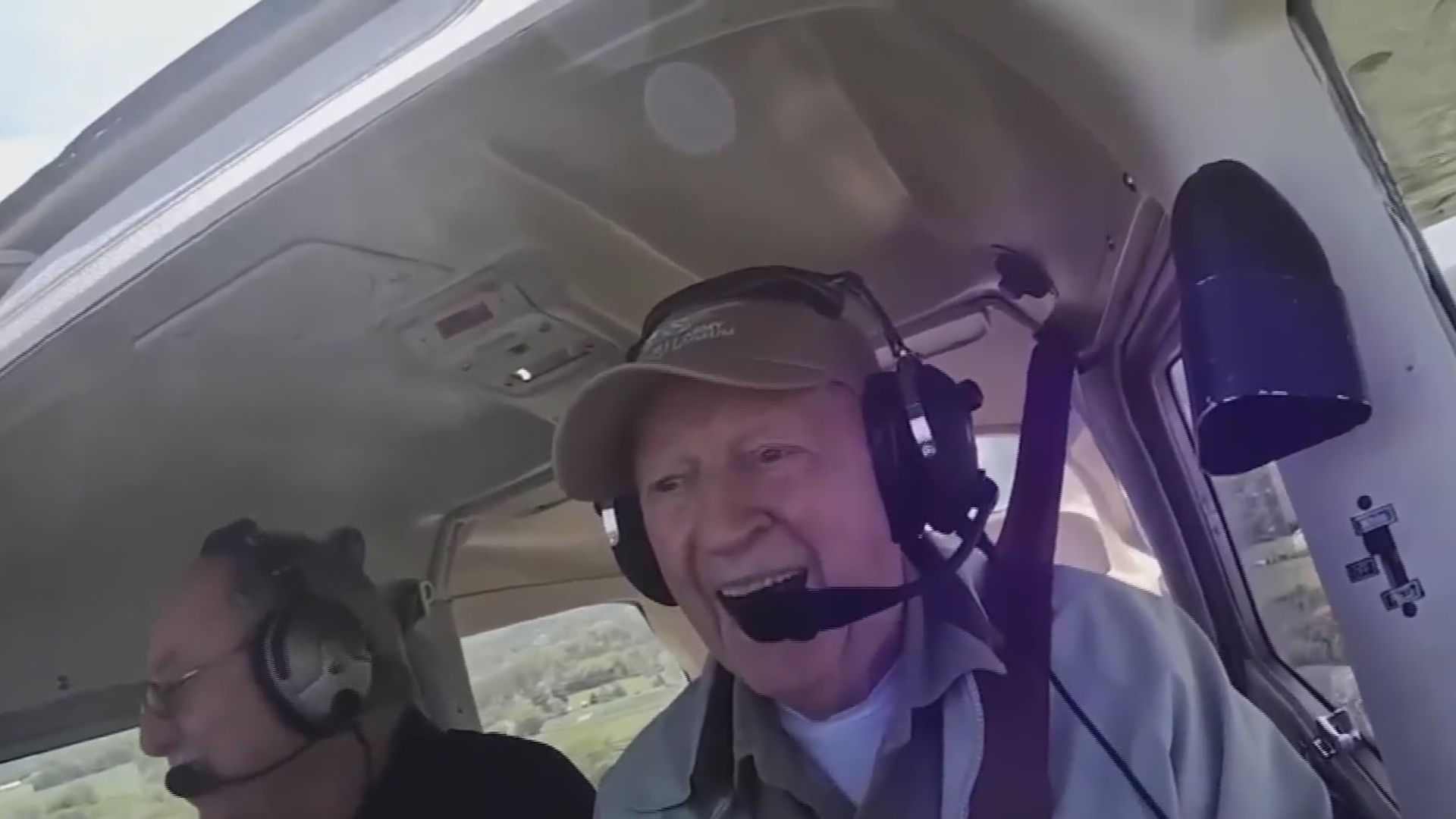 Este abuelo pilotea un avión para celebrar sus 100 años de edad ...