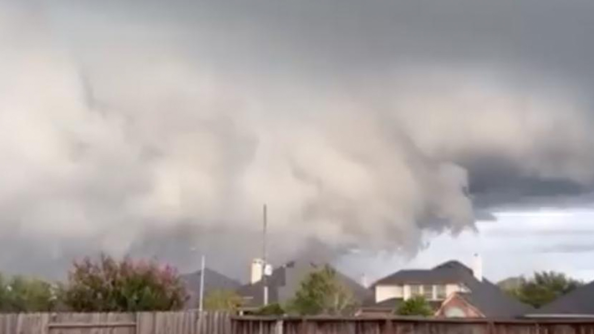 "¿Es un tornado?": Captan en video una formación de nubes por la ...