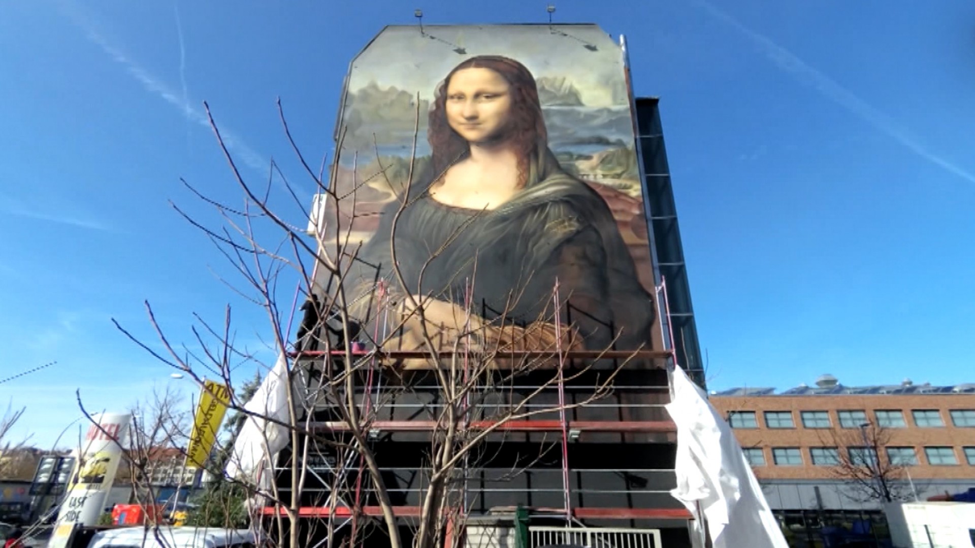 Una réplica gigante de la Mona Lisa sorprende a berlineses en plena ...