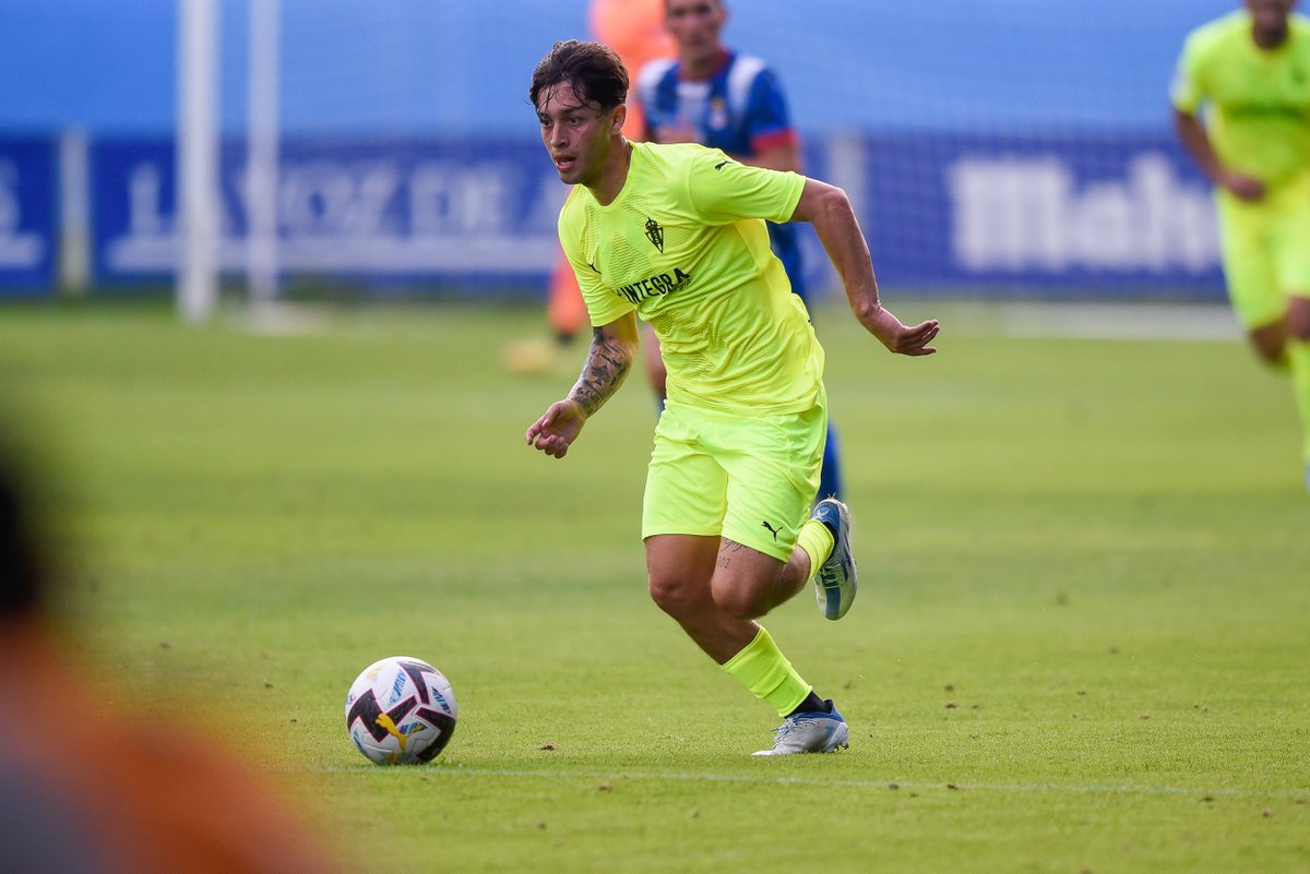 Jordan Carrillo en la primera convocatoria oficial del Sporting Gijón ...