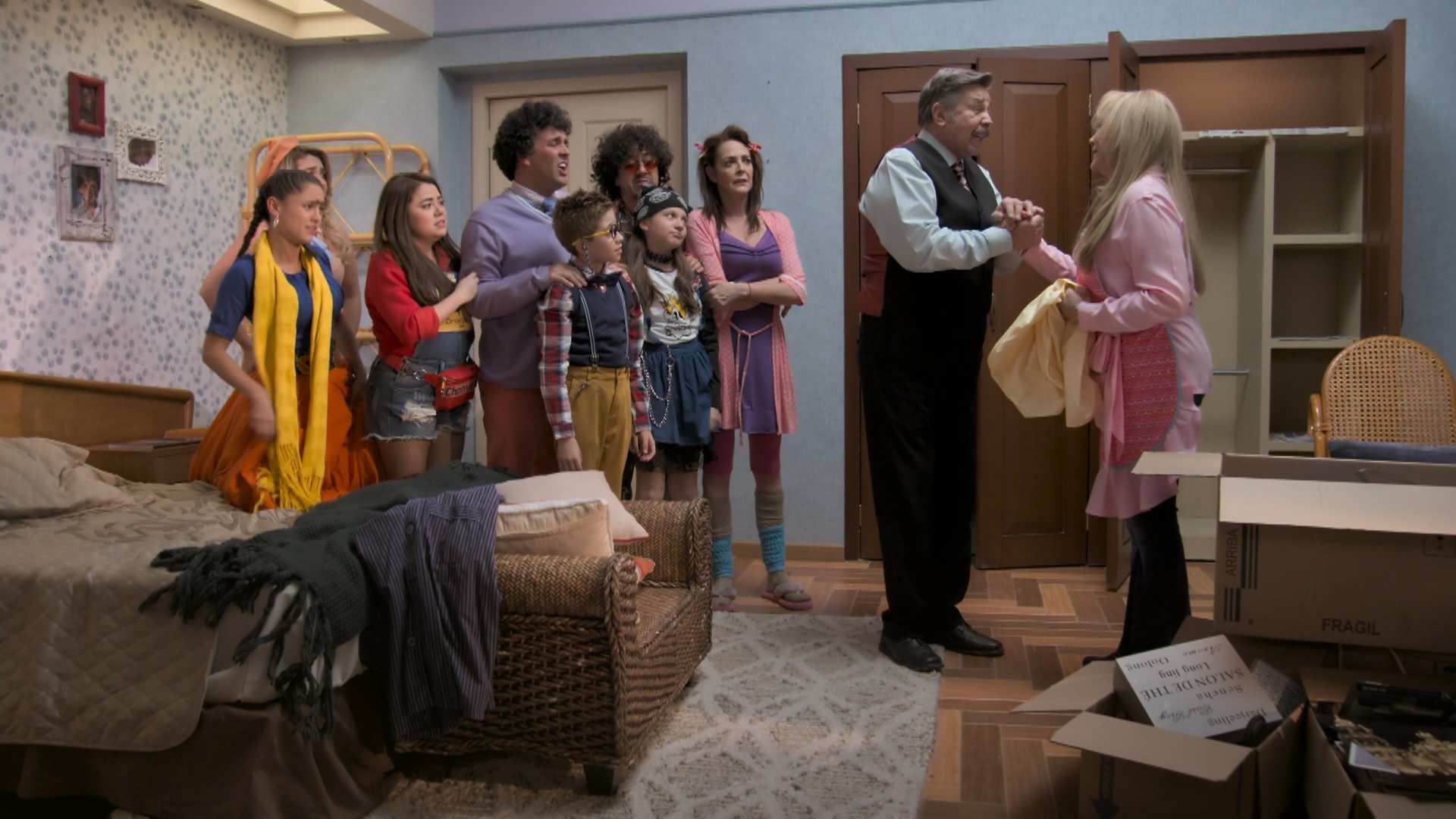 C4, T2: La venta del edificio | Shows Una Familia de Diez | Las Estrellas