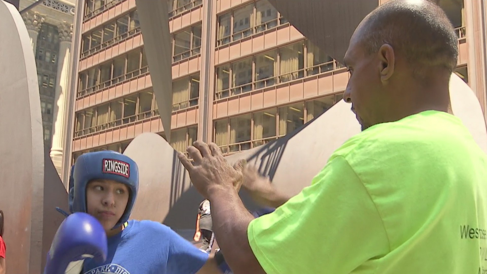 Ofrecen clases gratuitas de boxeo para niños y niñas en los parques de ...