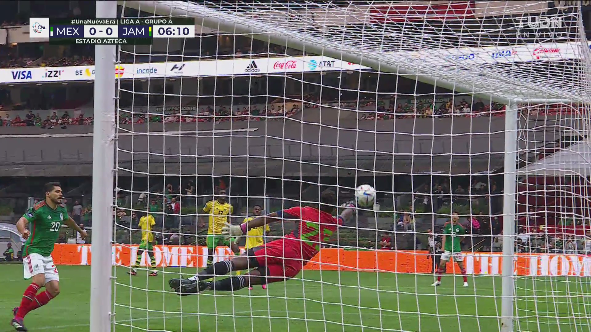 ¡Gran atajada de Jahmali Waite! Le roba un golazo de cabeza a Moreno ...