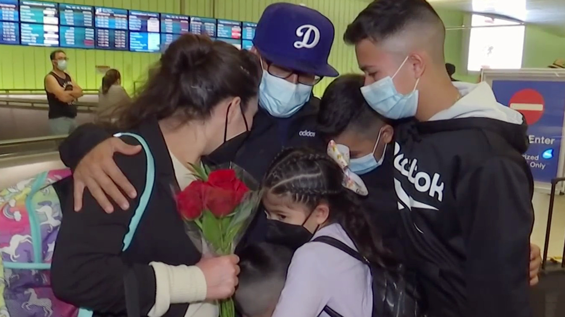 El Momento Que Tanto Soñaron El Emotivo Reencuentro De Una Madre Con Sus Hijos Tras Sufrir La 