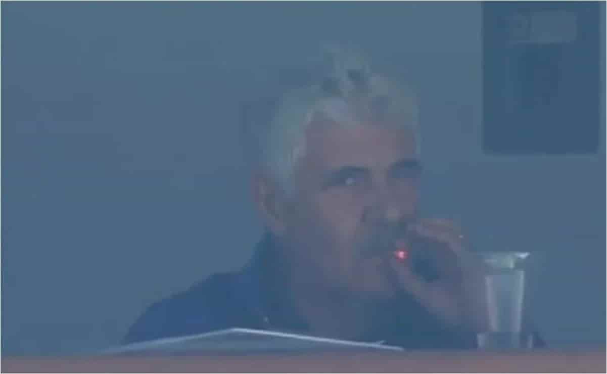 Ricardo Tuca Ferretti provoca advertencia por fumar al Estadio Azteca ...
