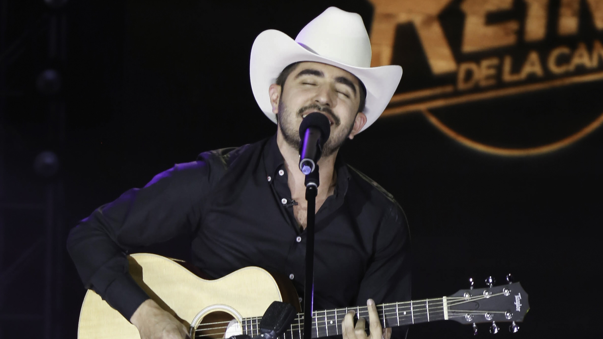 Joss Favela brilló con su éxito 'Porque no te enamoras' | Shows | Univision