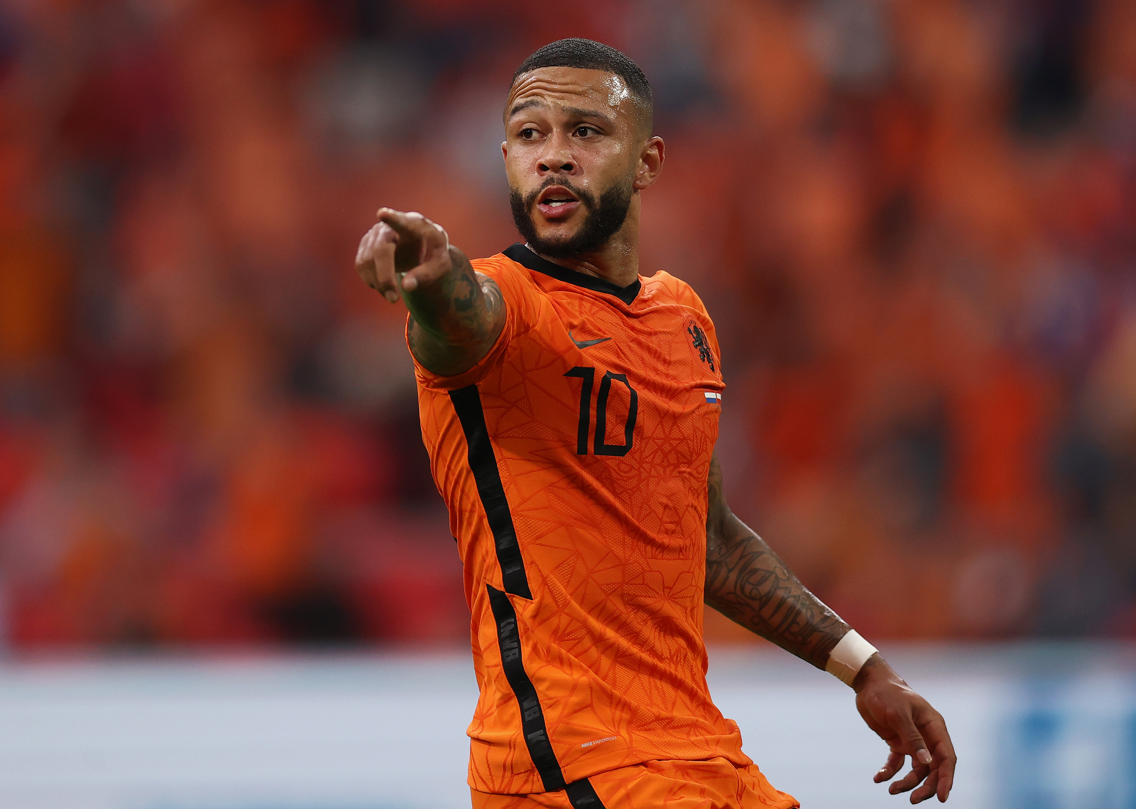 Barcelona tiene nuevo compañero para Messi y es Memphis Depay ...