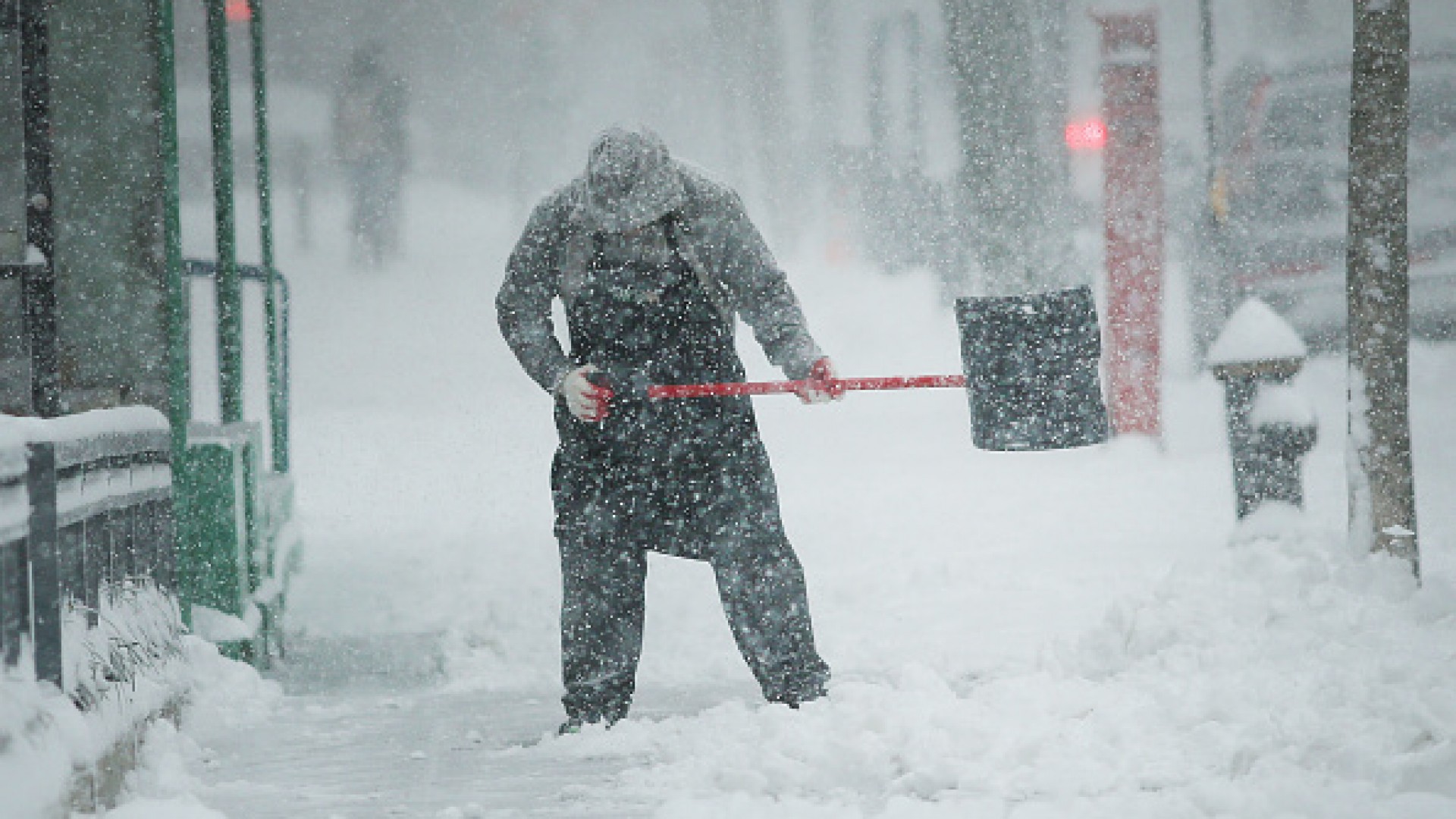 Ocho recomendaciones al momento de palear la nieve para evitar lesiones ...