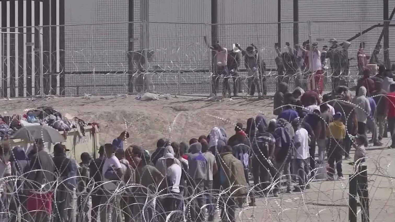 ¿Cuántos inmigrantes esperan en la frontera con la esperanza de entrar ...