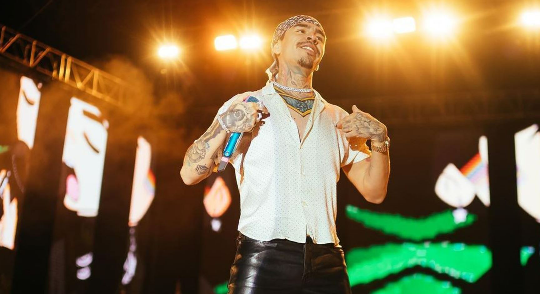 Codiciado cumple sueño a pequeño fan y lo sube al escenario para ...