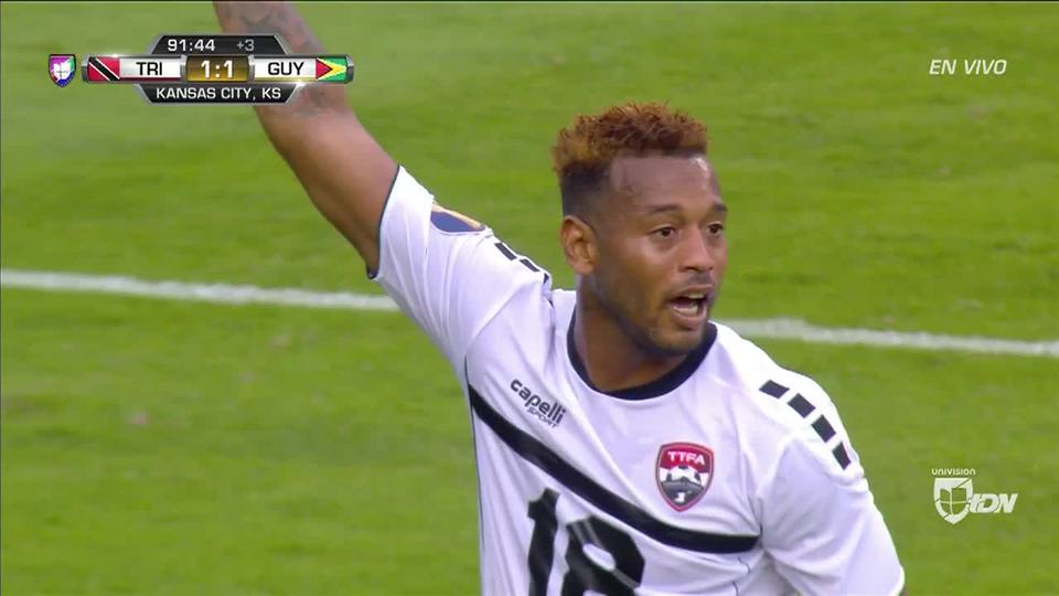 Tiro desviado de Lester Peltier | Deportes Copa Oro | TUDN Univision