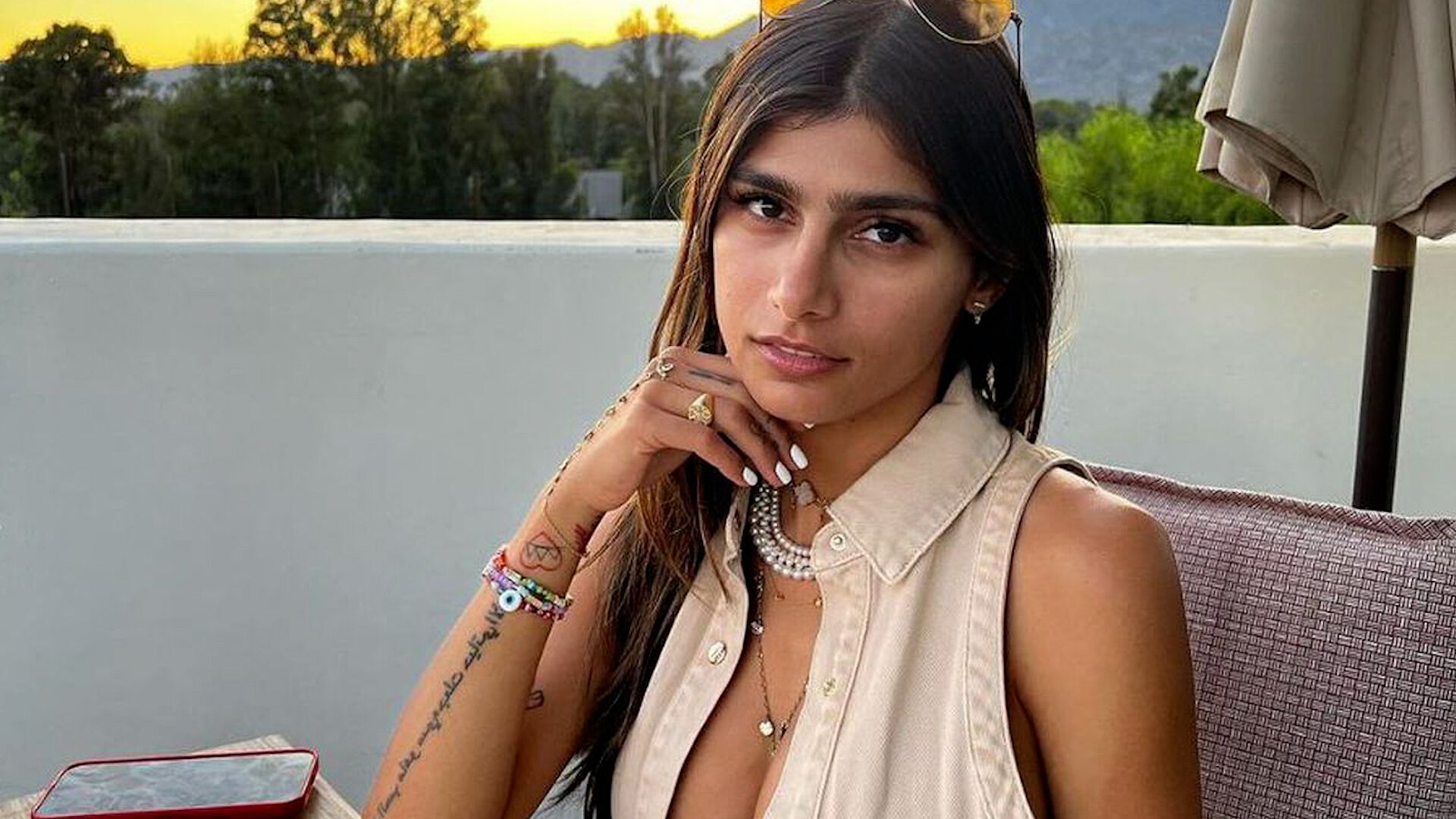 Arctic Monkeys: Mia Khalifa baila a su manera con 'The Car' | Shows ...