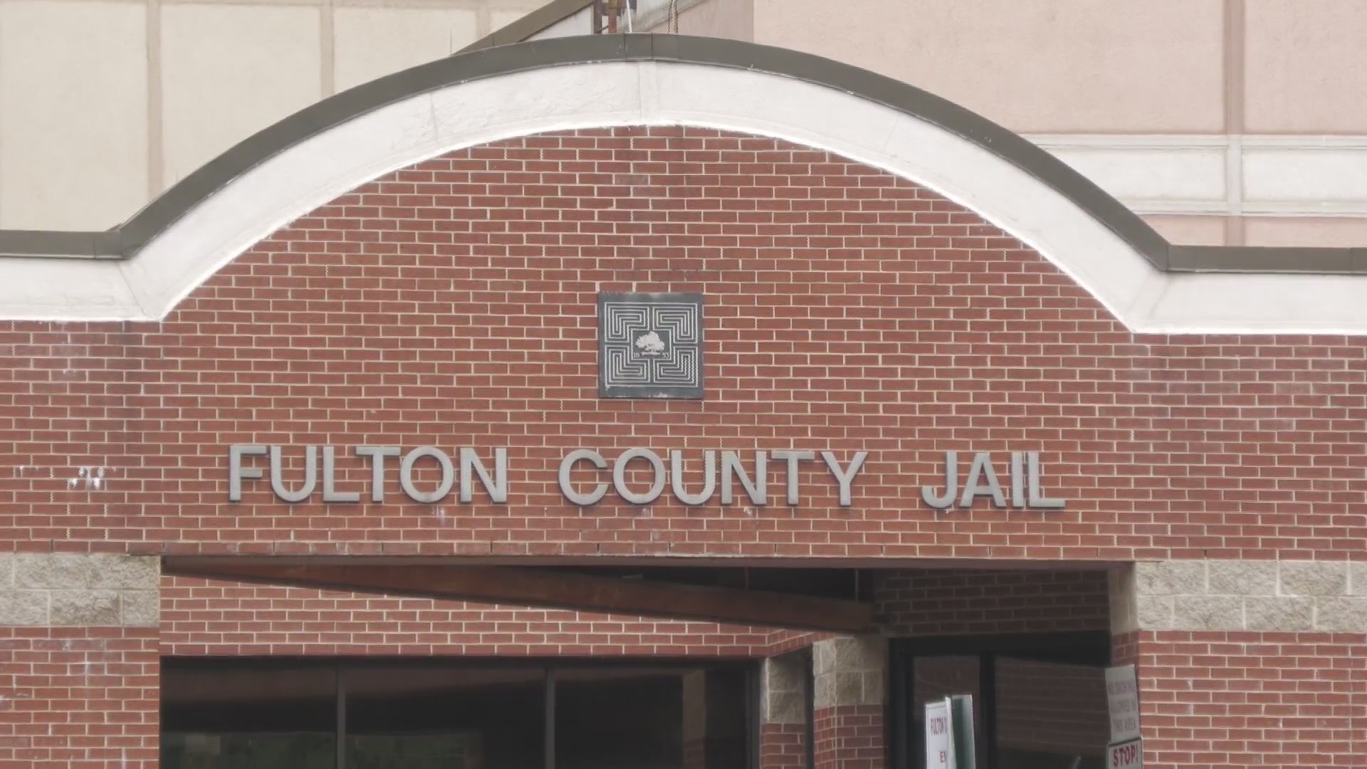 Revelan identidad del recluso asesinado en cárcel de Fulton | Video ...