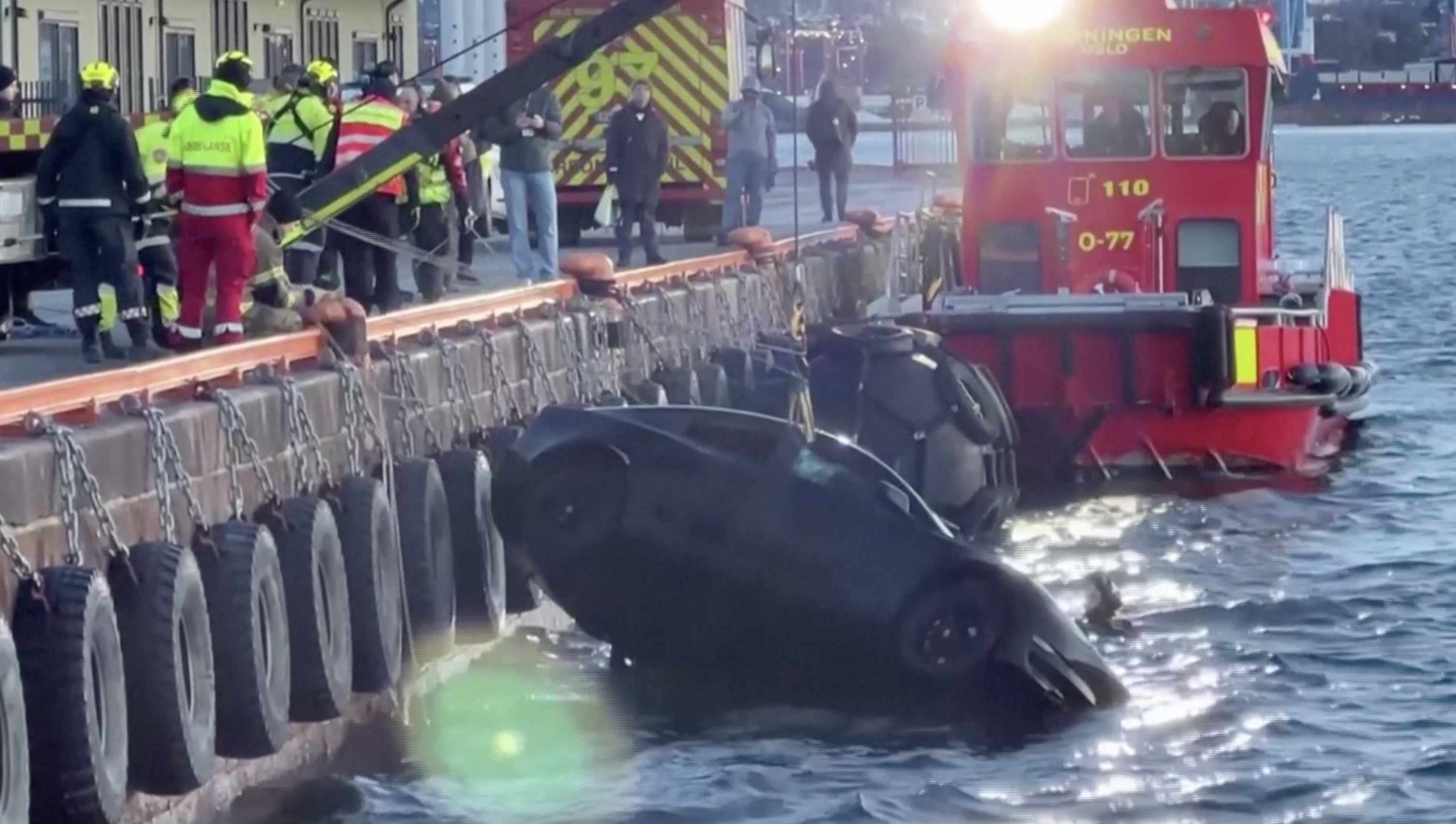 Su Tesla cayó en aguas gélidas: así rescataron a los dos pasajeros ...