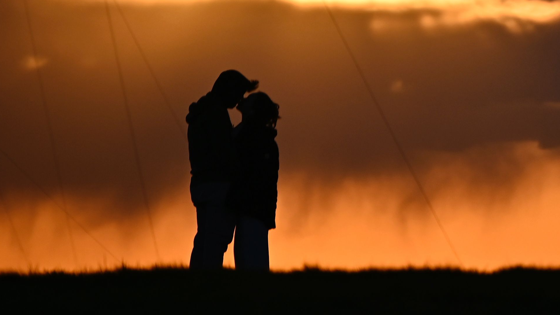 Besos sin consentimiento: qué dice la ley en California y cómo hablar ...