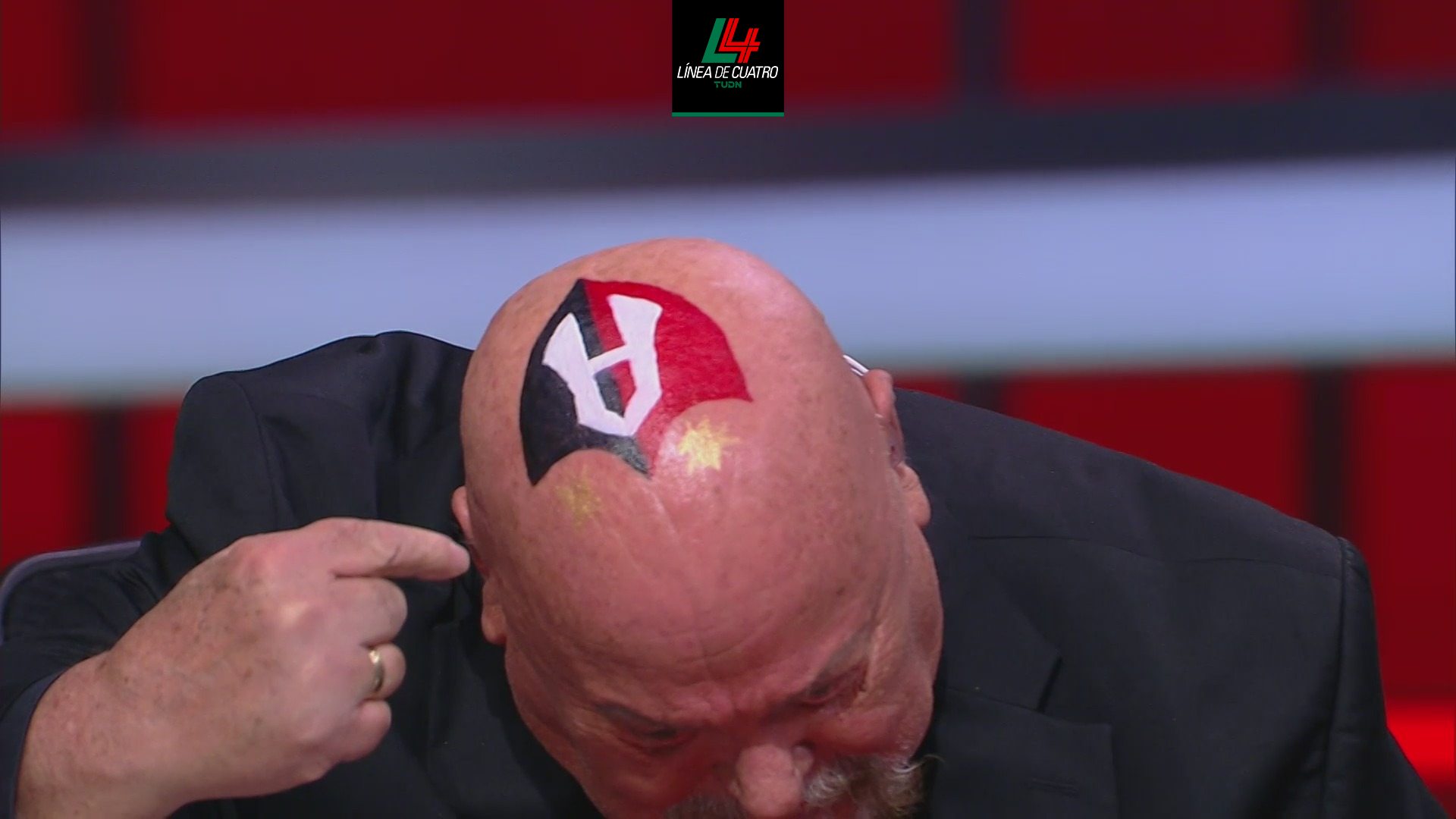 'Perro' Bermúdez cumple promesa y se 'tatua' el escudo de Atlas en su ...