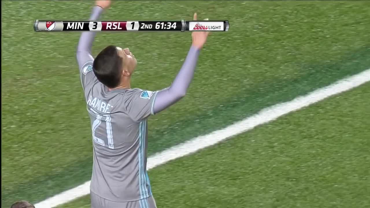Christian Ramírez transformó el regalo de Nick Rimando en gol | TUDN ...