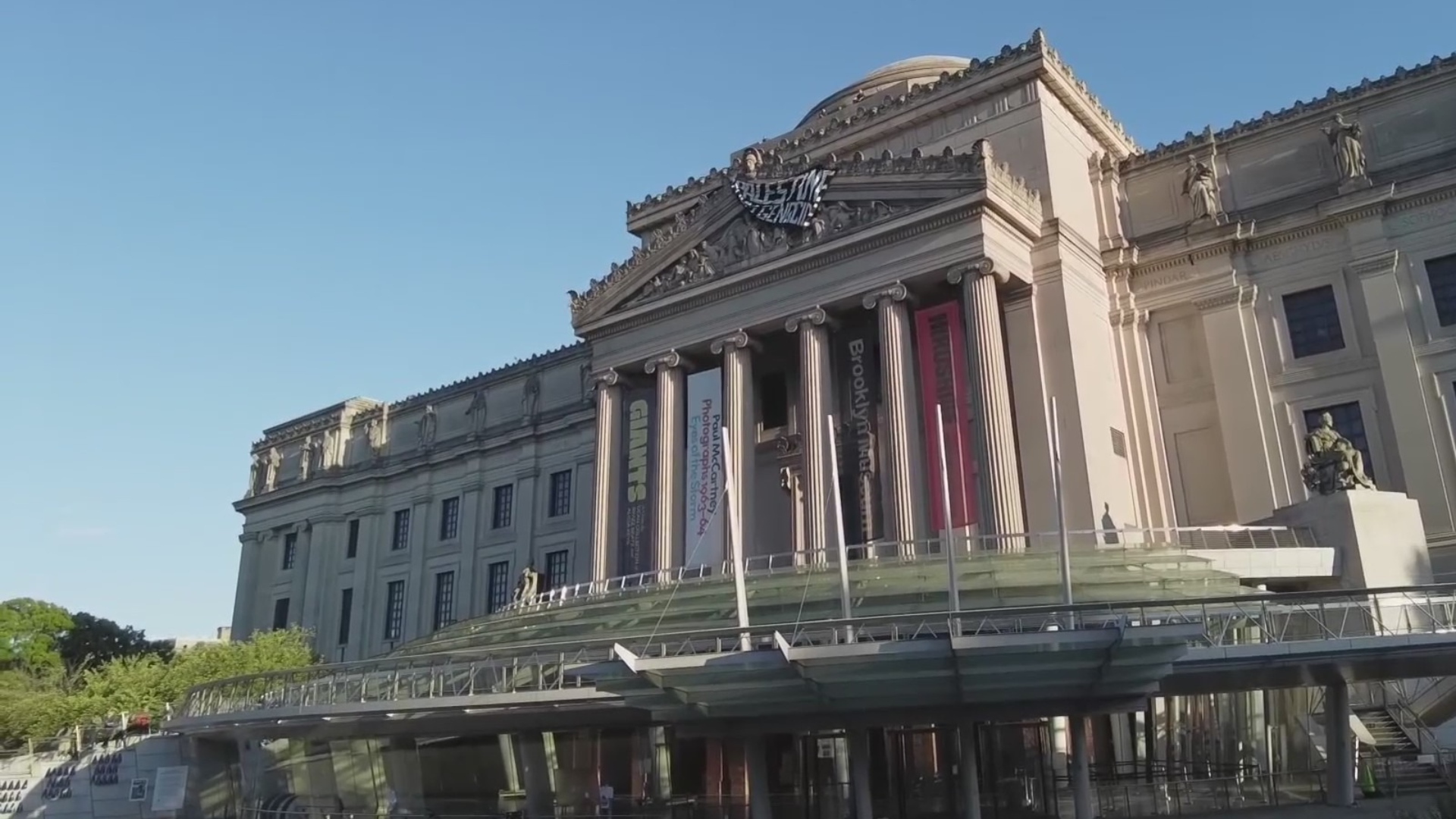 Manifestantes pro Palestina intentan tomar el Museo de Brooklyn; hubo ...