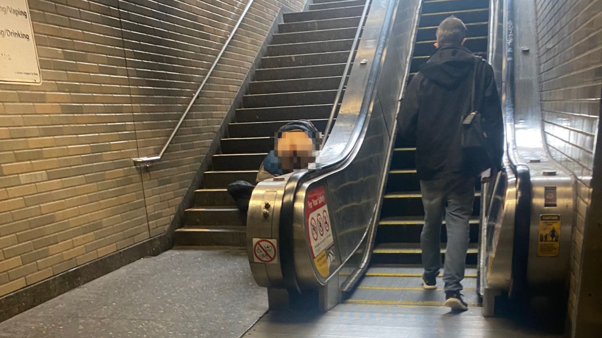 Denuncian a una persona defecando en las escaleras del Bart en la ...