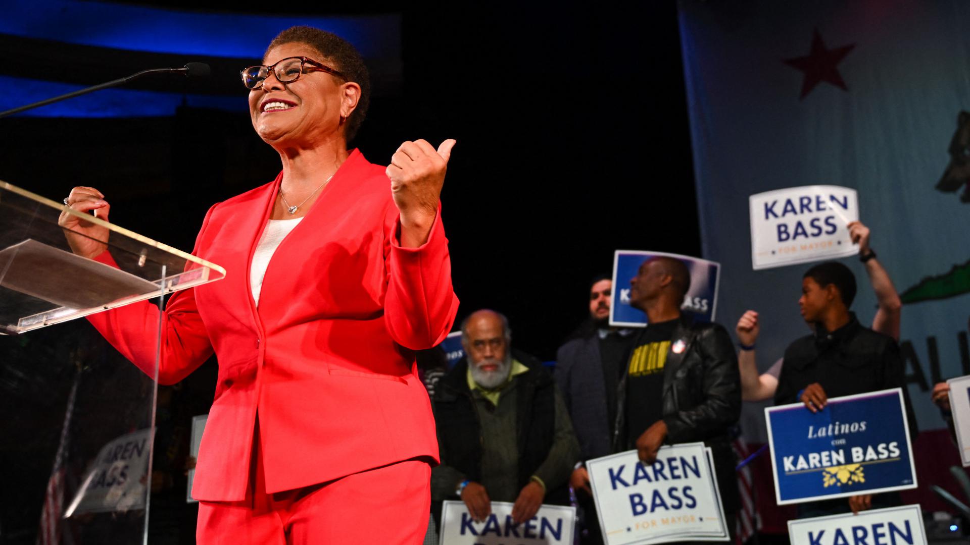 Karen Bass hace historia como la primera mujer en ser alcaldesa de Los ...