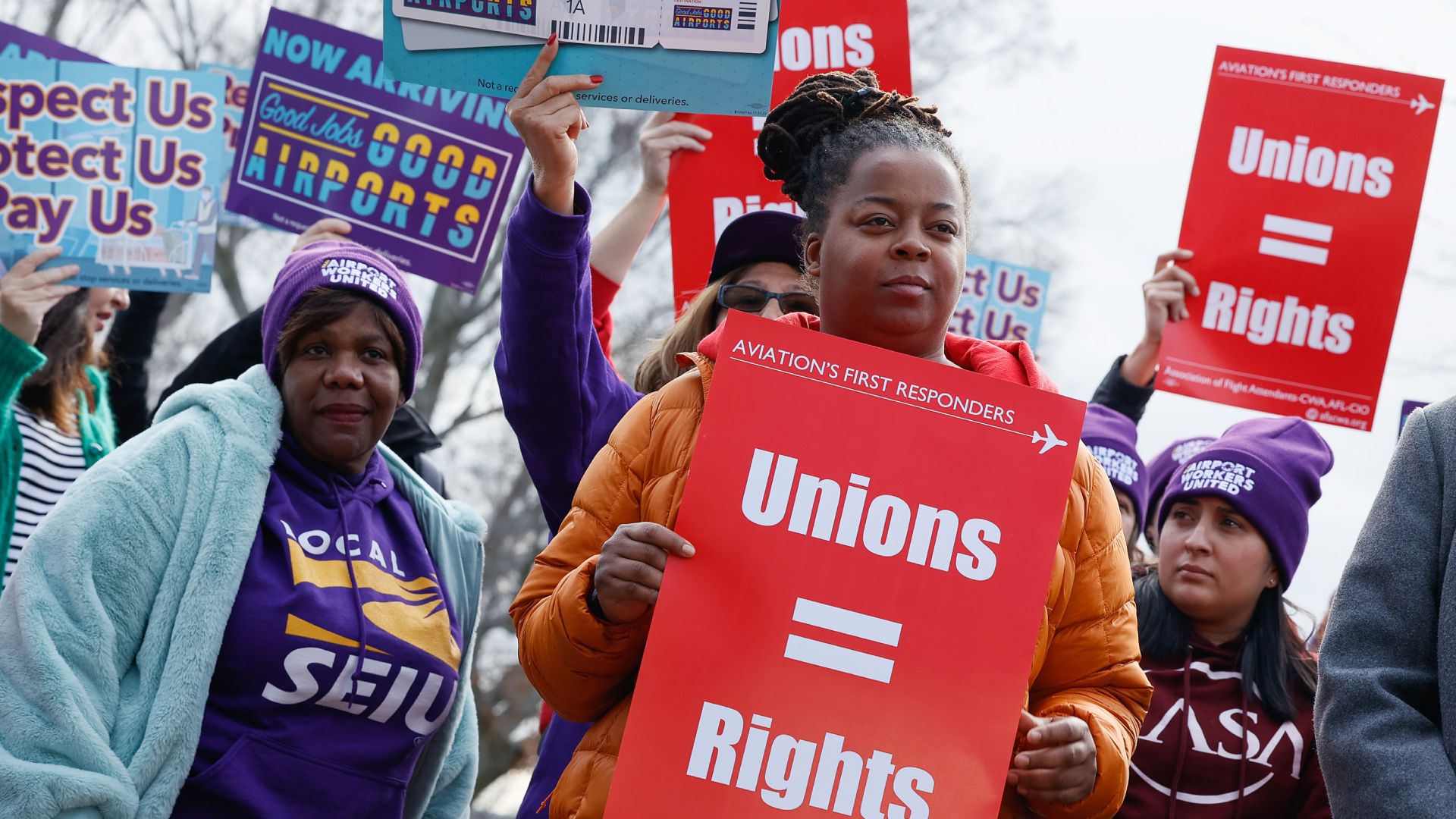 Trabajadores de 15 aeropuertos de Estados Unidos hacen protestas y ...